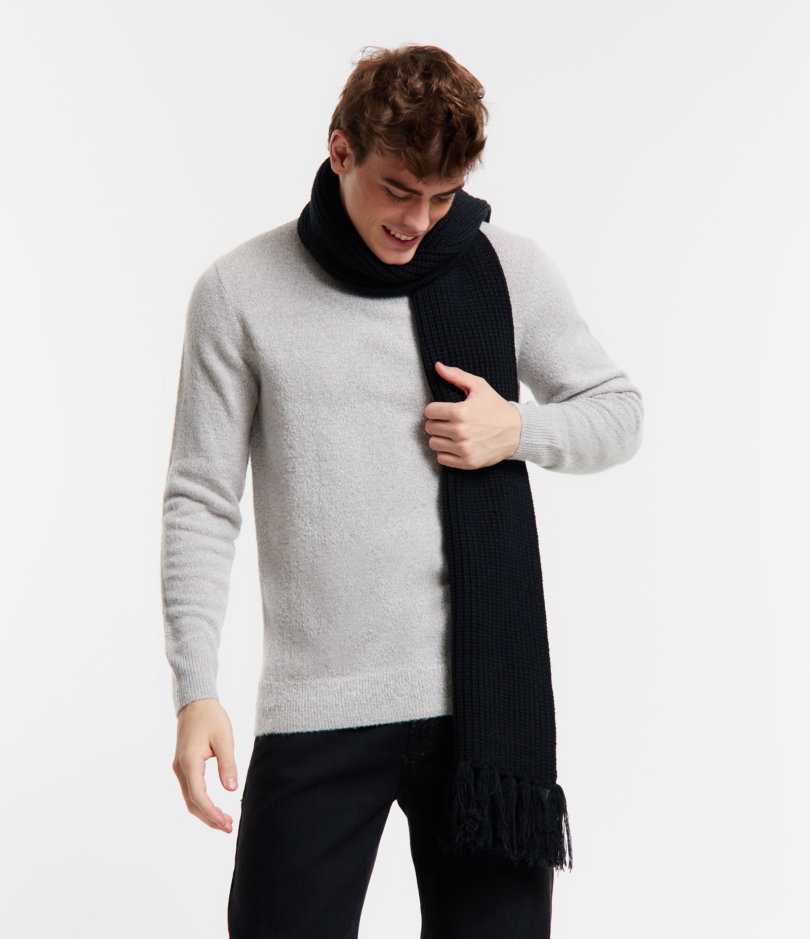 Cachecol em Tricô com Franjas nas Pontas e Textura Canelada Preto