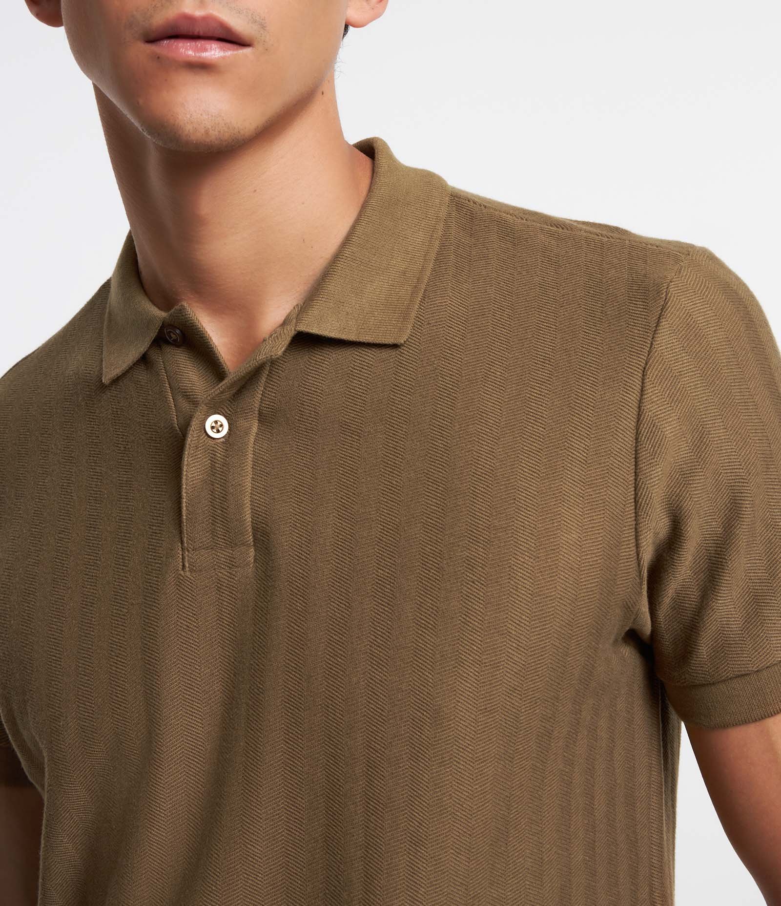 Polo com Gola Lapela e Textura Espinha de Peixe na Trama Marrom