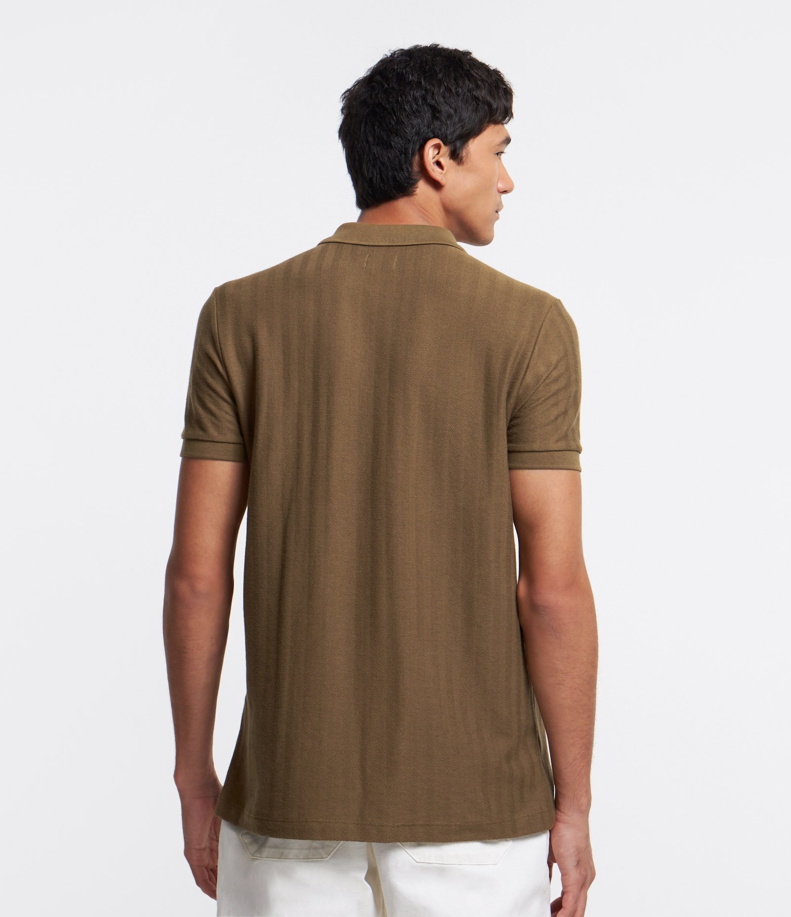 Polo com Gola Lapela e Textura Espinha de Peixe na Trama Marrom
