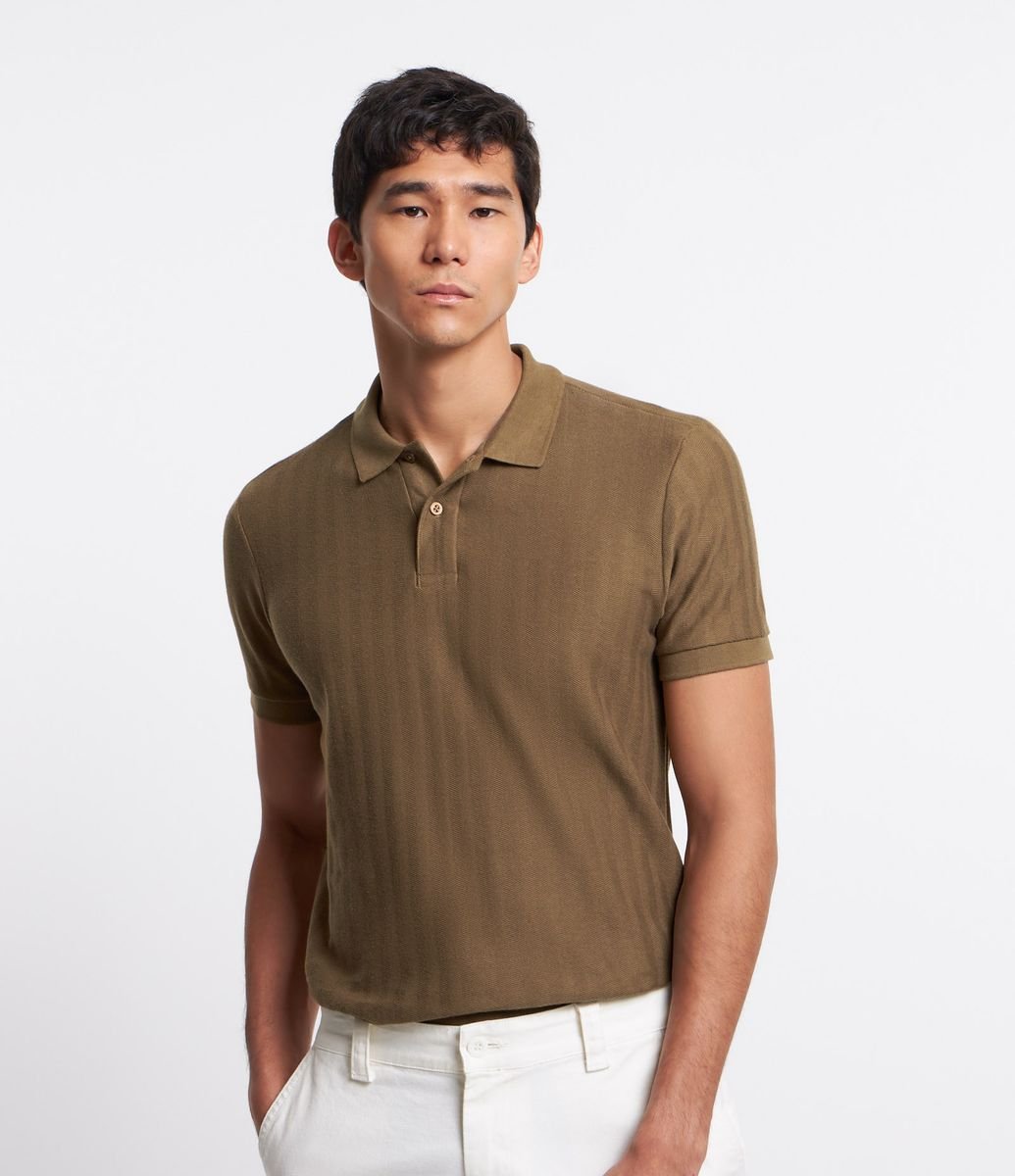 Polo com Gola Lapela e Textura Espinha de Peixe na Trama Marrom