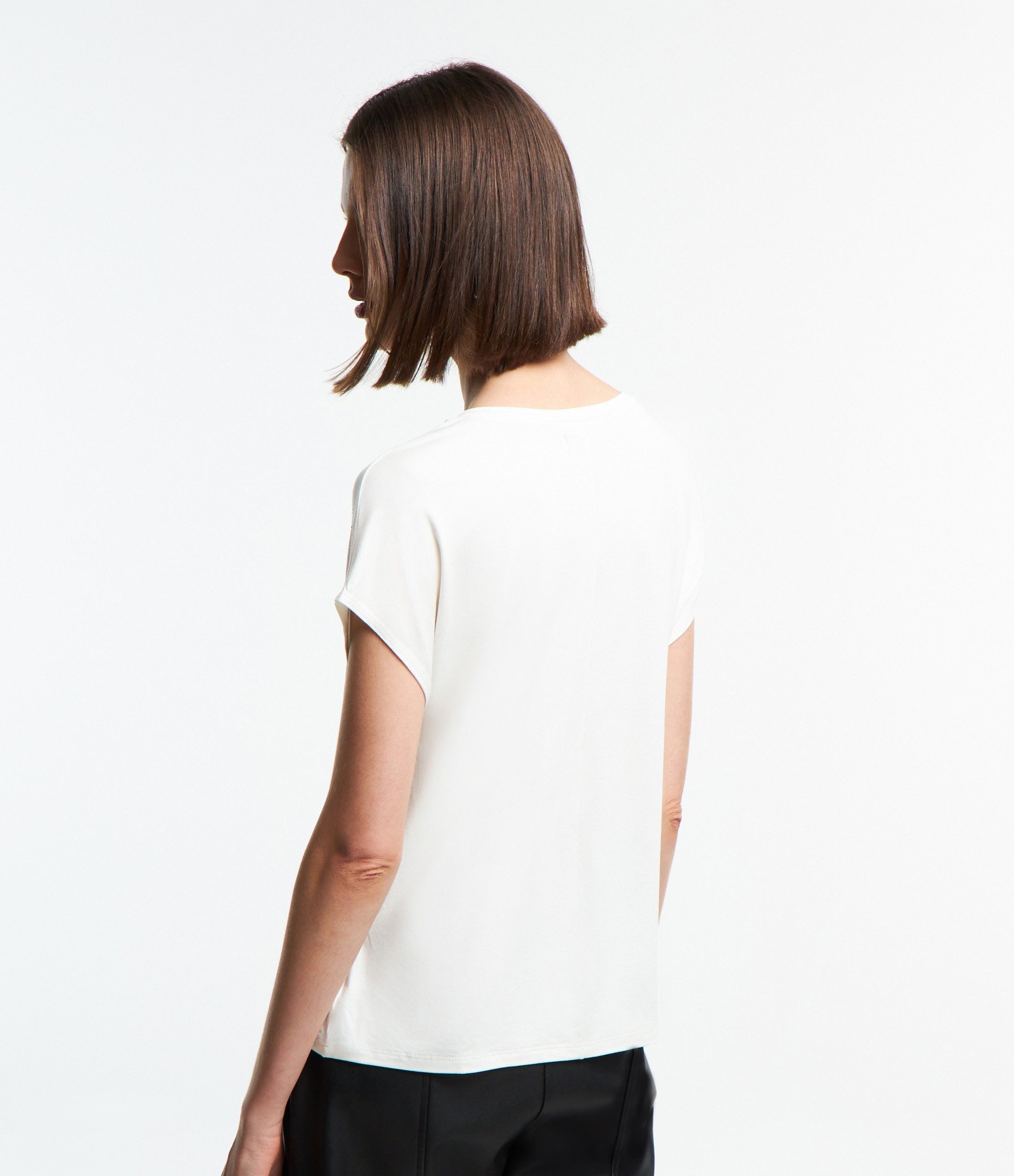 Blusa em Viscose com Aplicação de Strass no Busto e Ombros Off White