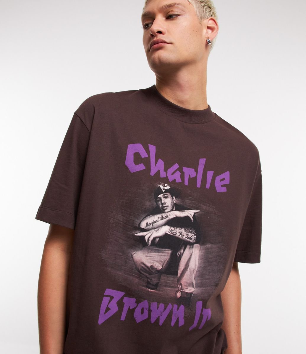 Camiseta Relaxed com Estampa Charlie Brown Jr com QR Code Marrom - Renner