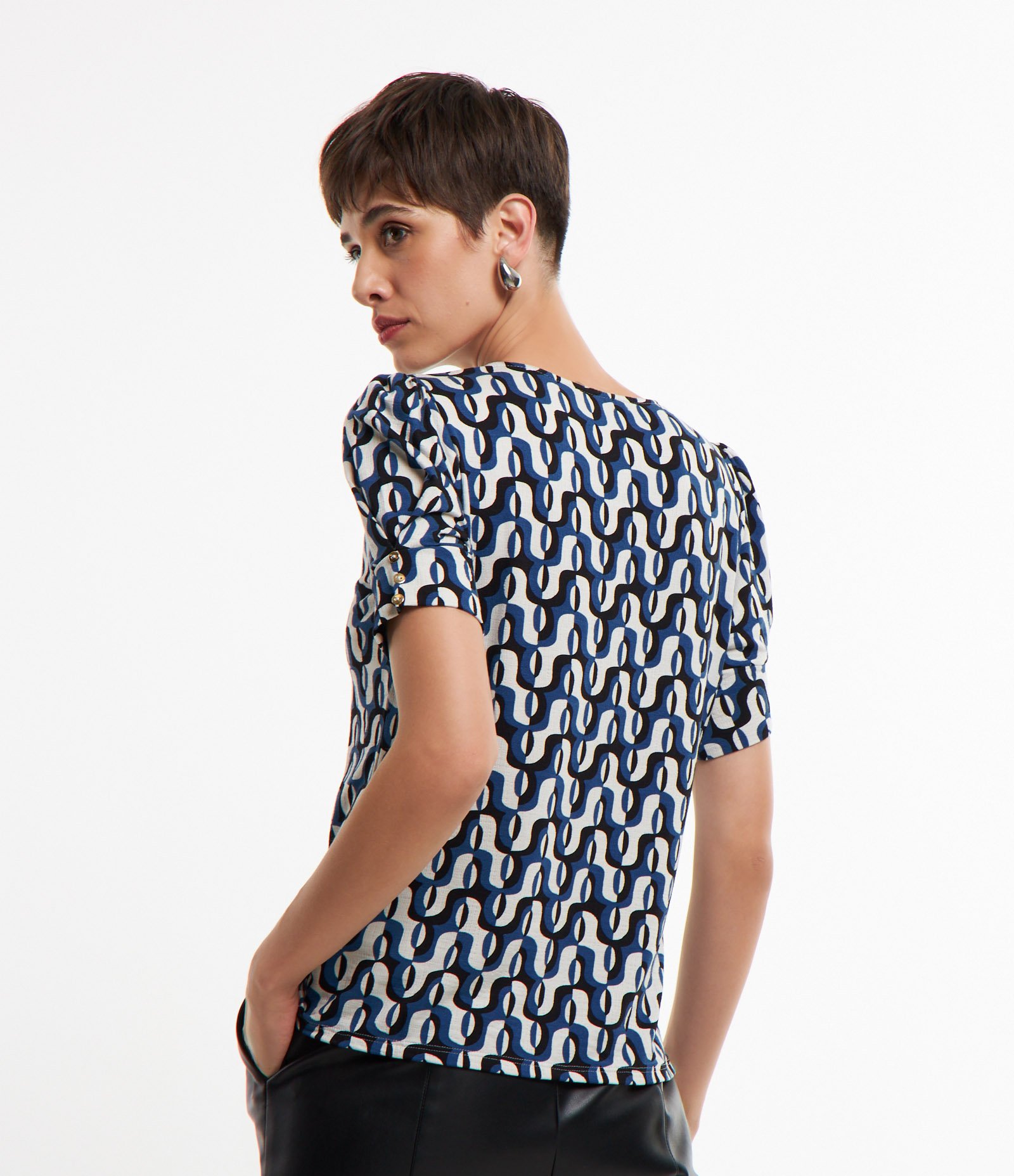 Blusa em Viscose com Estampa Geométrica Azul/ Branco/ Preto
