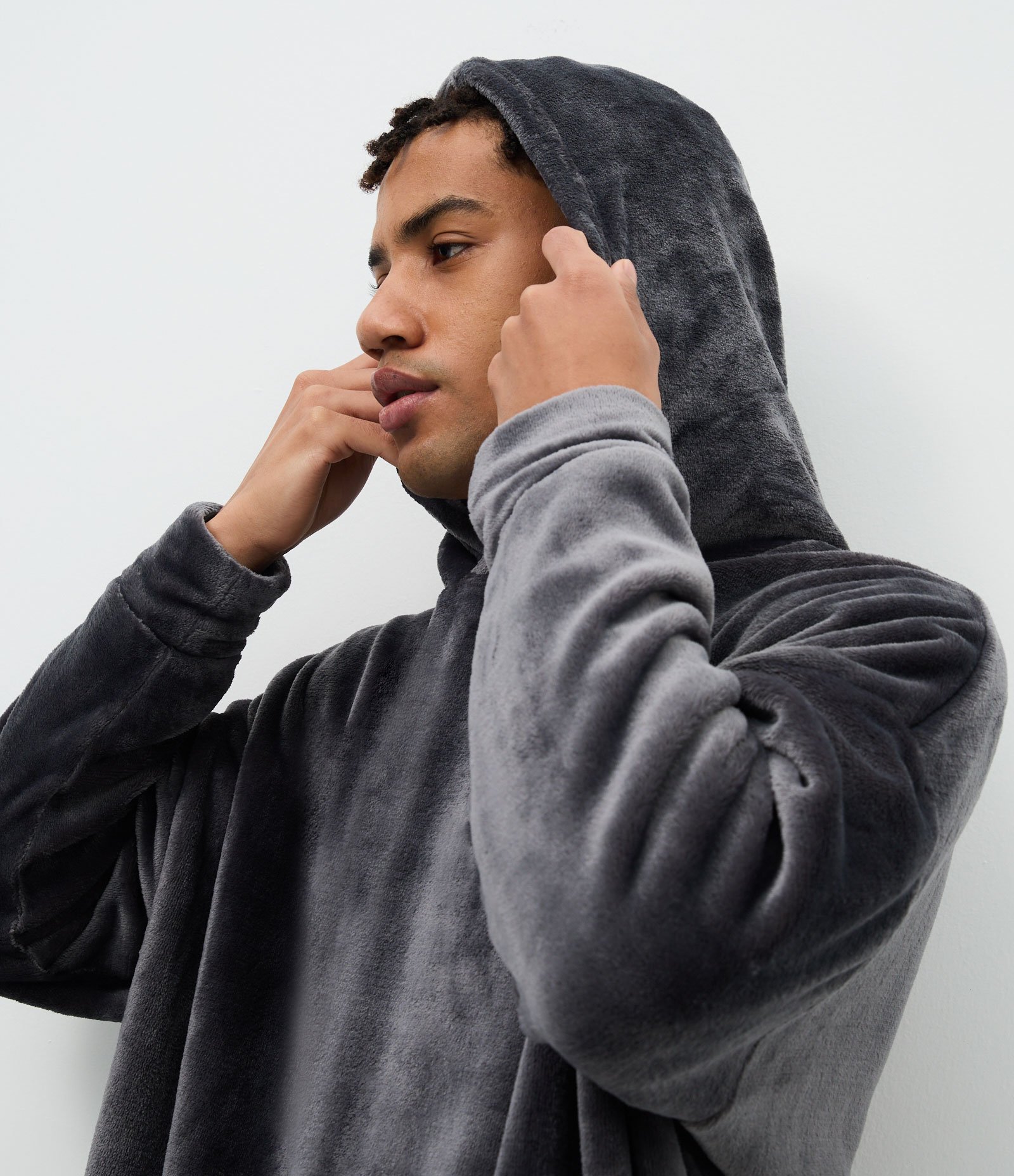 Pijama Blusão Oversized em Fleece com Capuz e Bolso Canguru Cinza