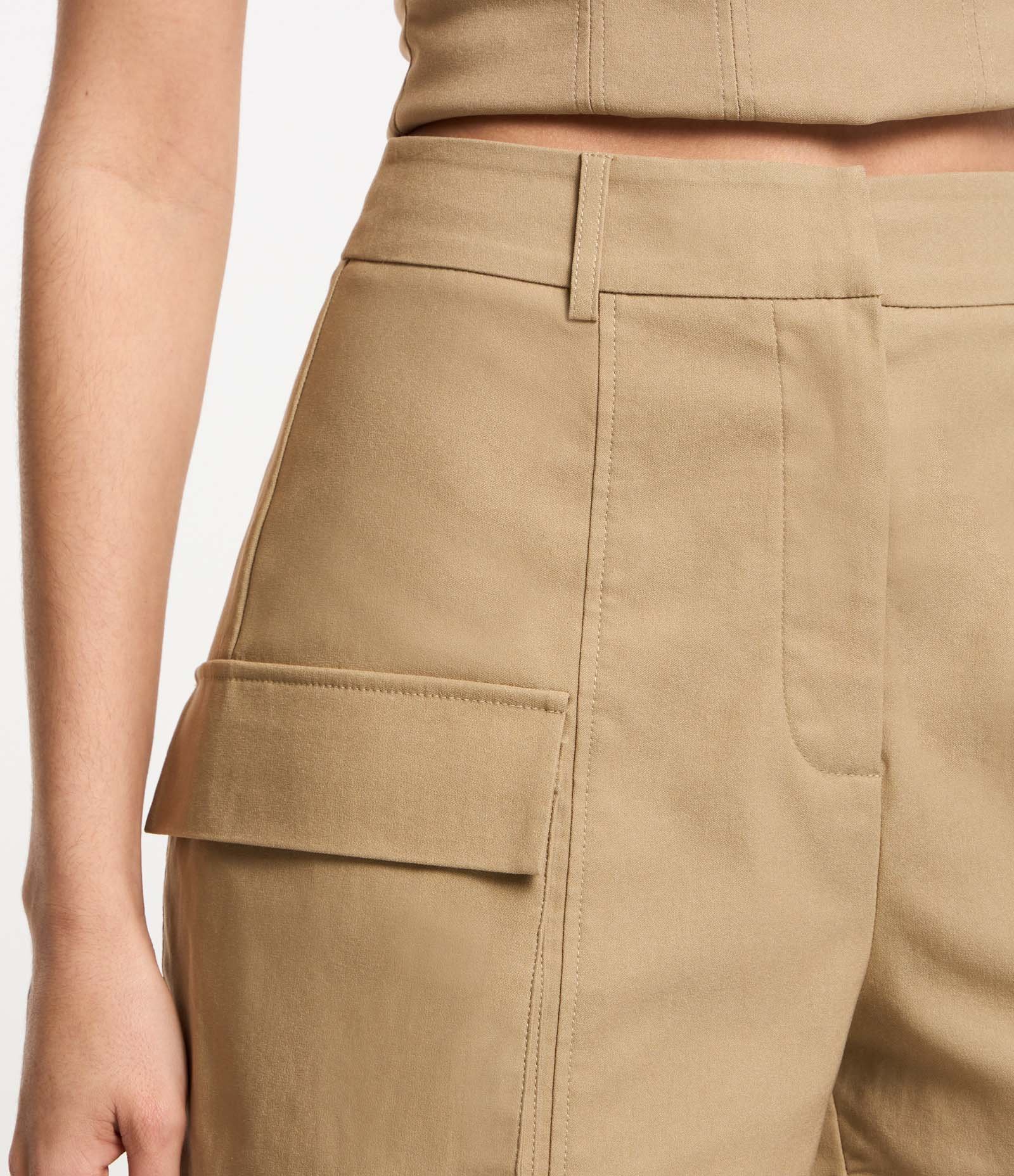Short em Bengaline com Bolso Cargo Lateral Bege