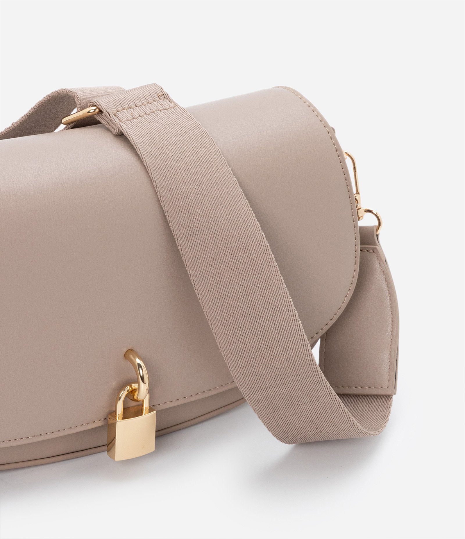 Bolsa Saddle Média em PU com Pingente de Cadeado Bege