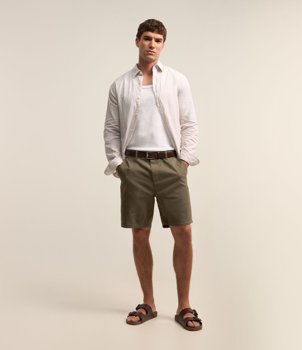 Bermuda Básica em Sarja com Passantes e Bolsos Verde Oliva