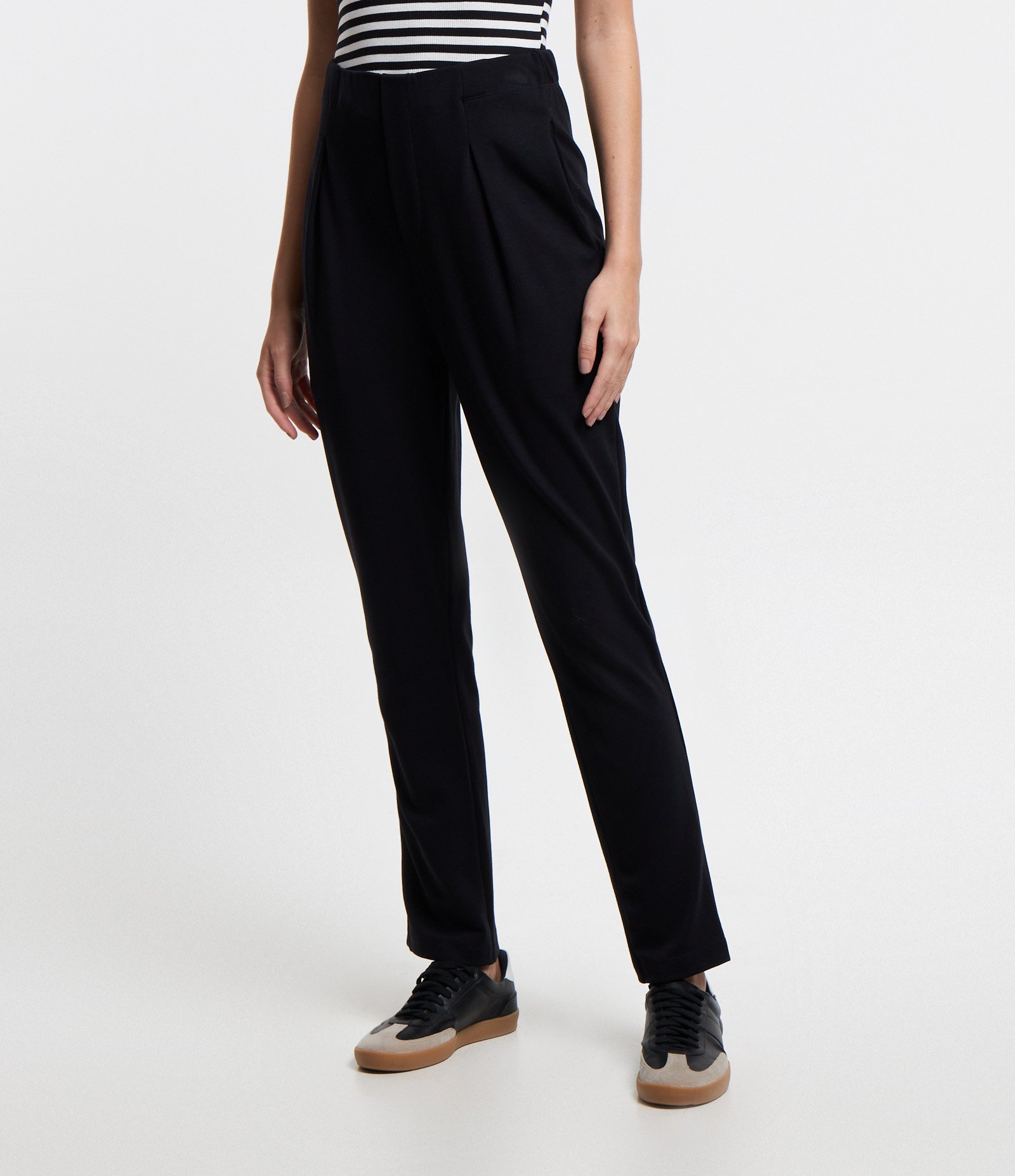 Calça Carrot em Ponto Roma com Ponto Roma e Pregas Preto