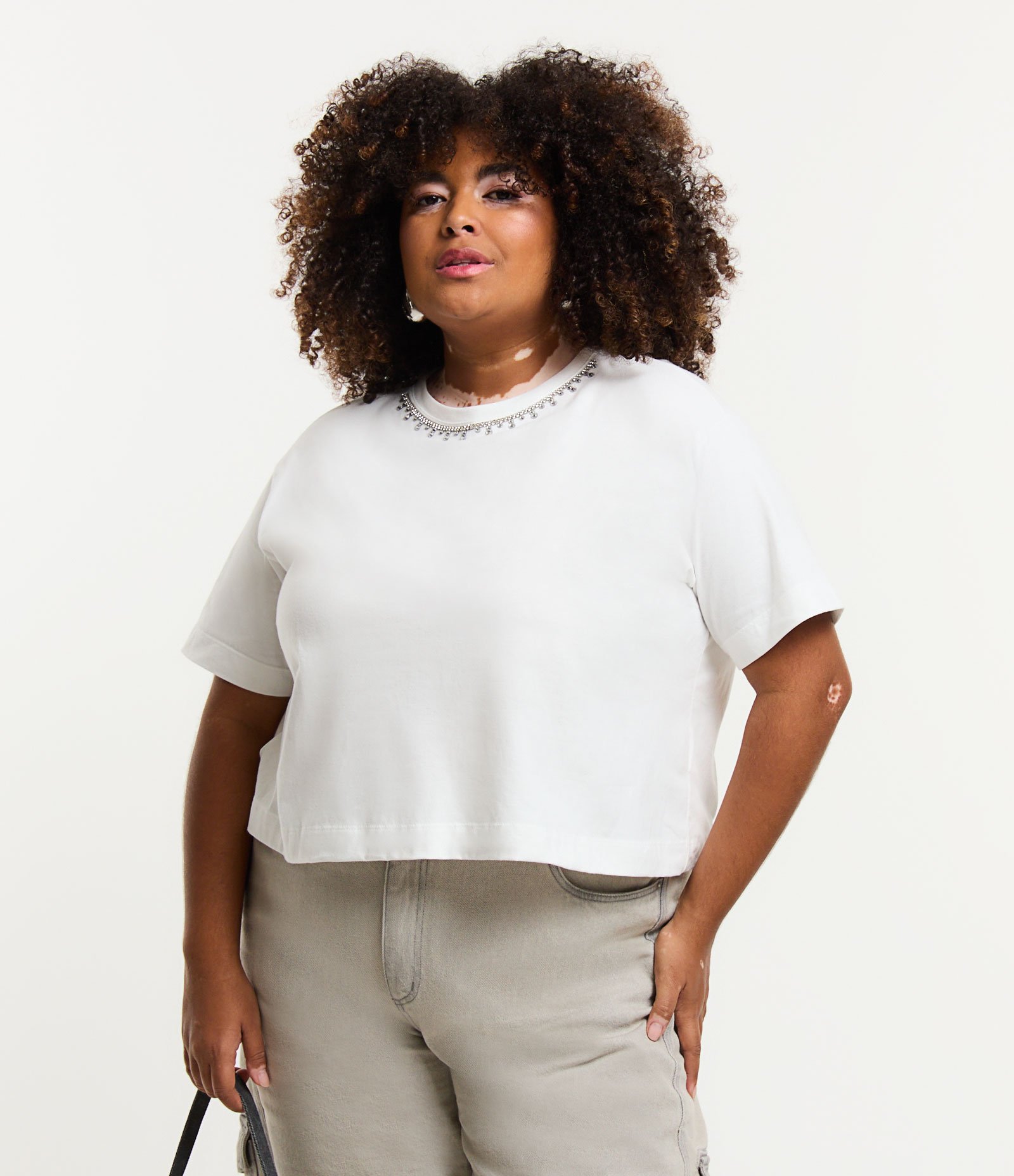 Blusa Cropped com Cava Deslocada e Strass Curve & Plus Size Branco Neve