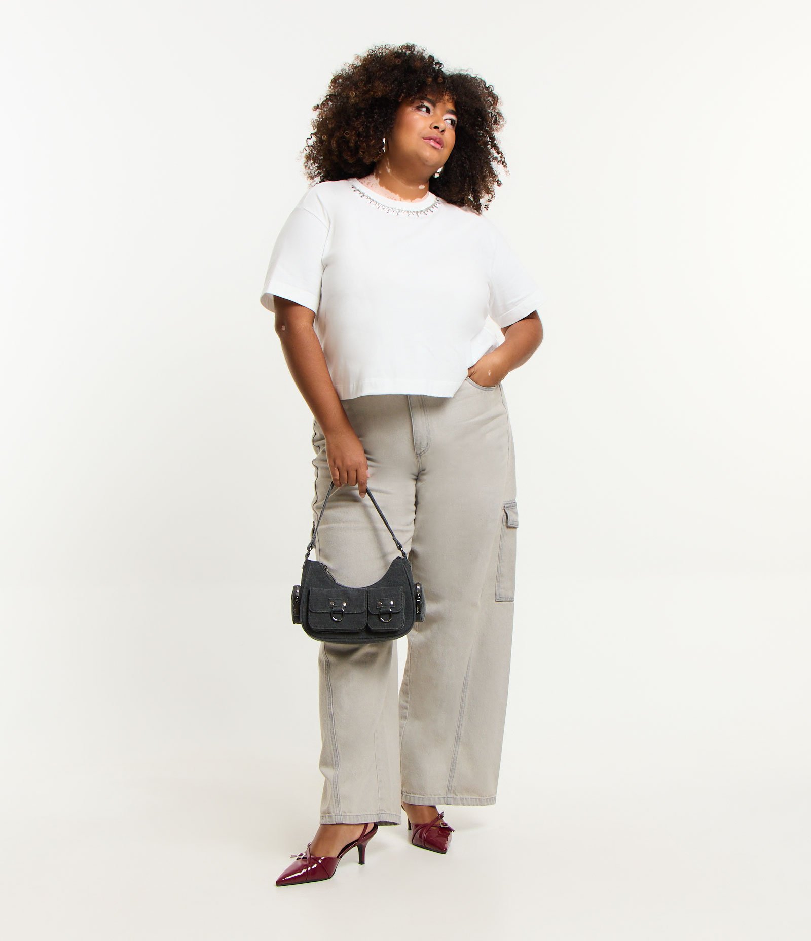 Blusa Cropped com Cava Deslocada e Strass Curve & Plus Size Branco Neve