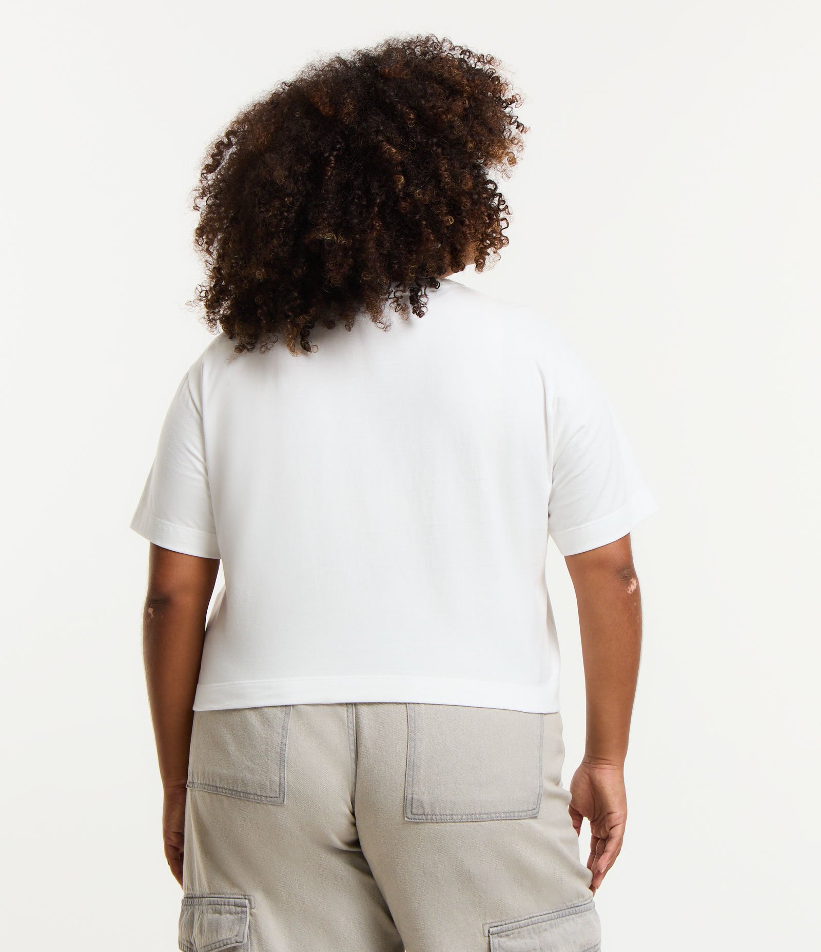 Blusa Cropped com Cava Deslocada e Strass Curve & Plus Size Branco Neve