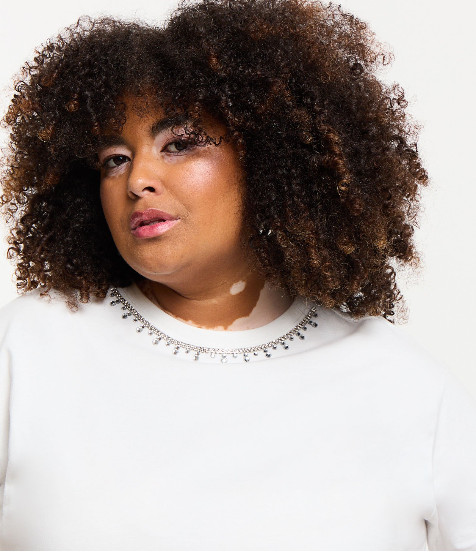 Blusa Cropped com Cava Deslocada e Strass Curve & Plus Size Branco Neve