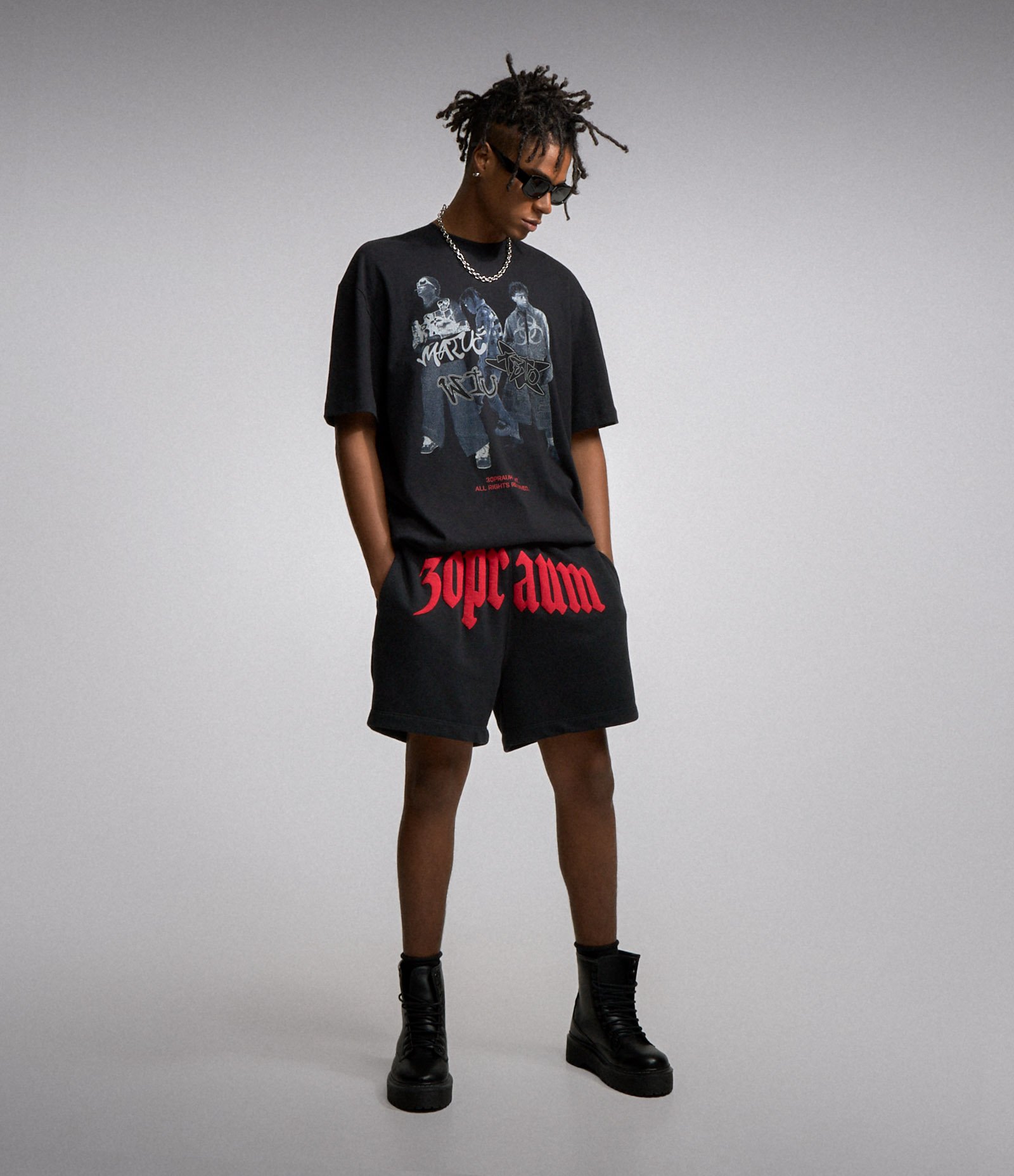 Bermuda em Moletom com Estampa Frontal 30praum Preto