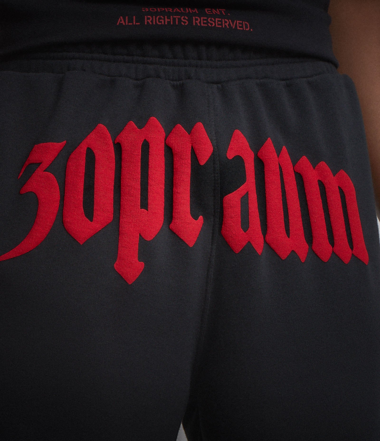 Bermuda em Moletom com Estampa Frontal 30praum Preto