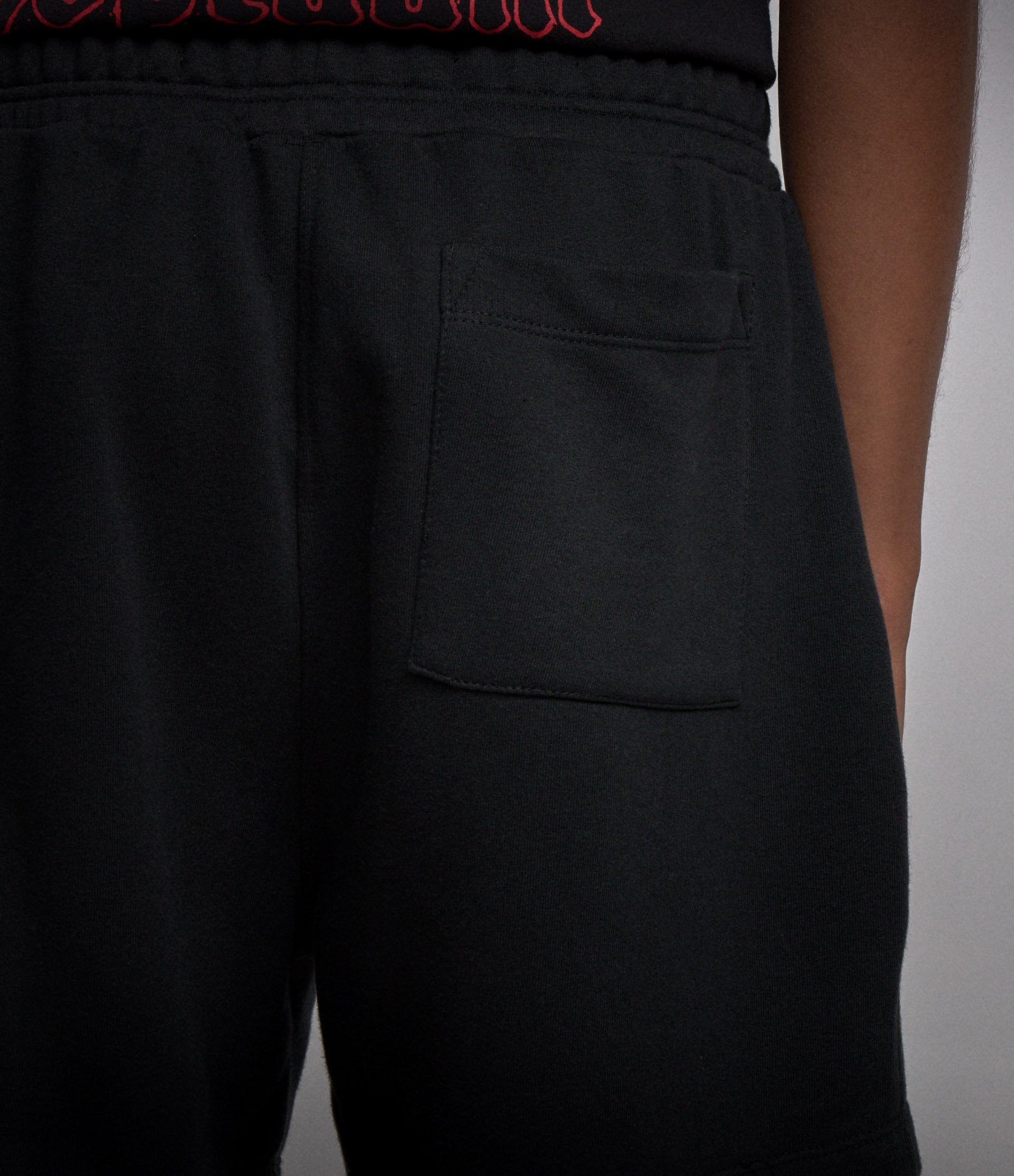 Bermuda em Moletom com Estampa Frontal 30praum Preto