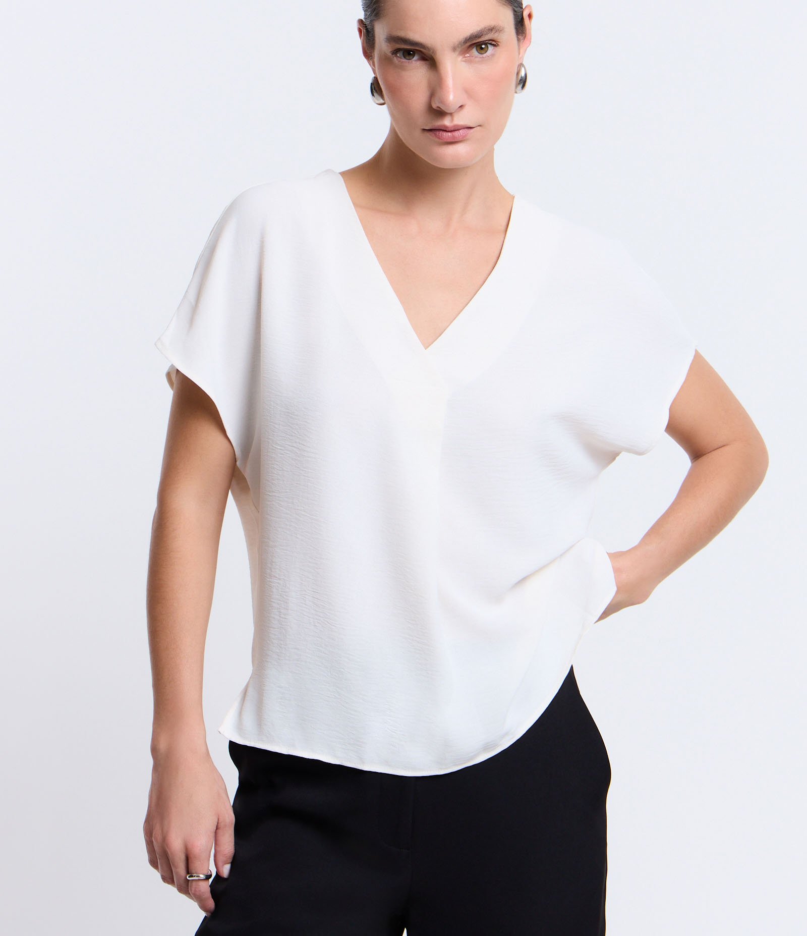 Blusa com Decote V e Fechamento Frontal Branco Neve