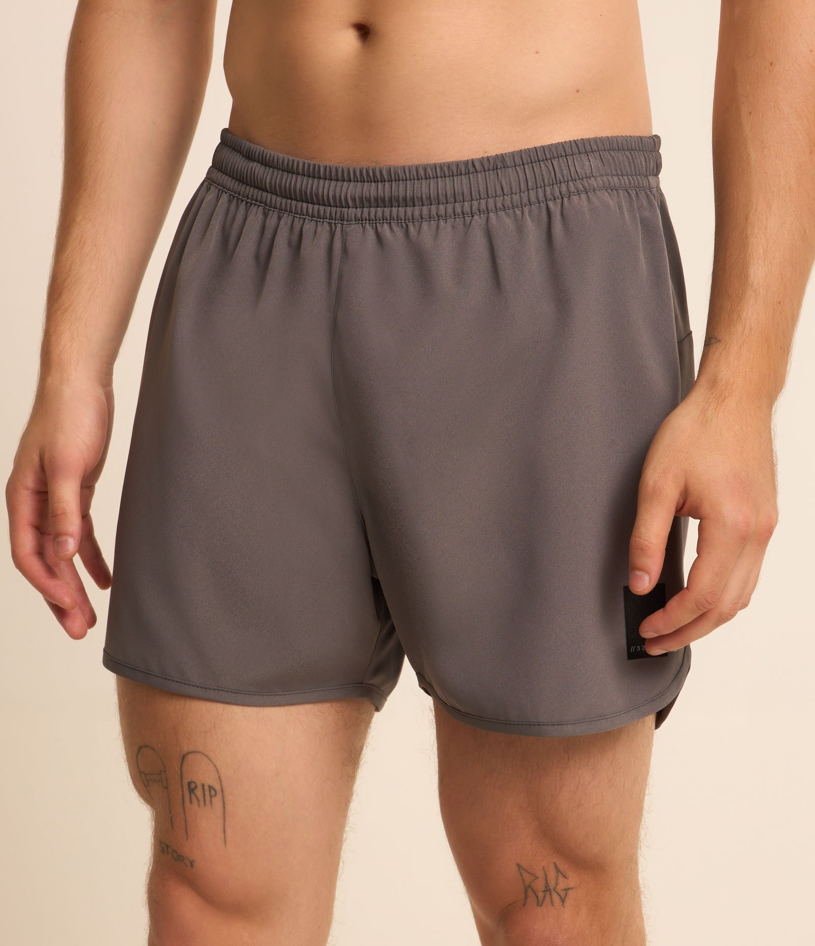 Bermuda Running Esportiva com Bolso Traseiro Cinza