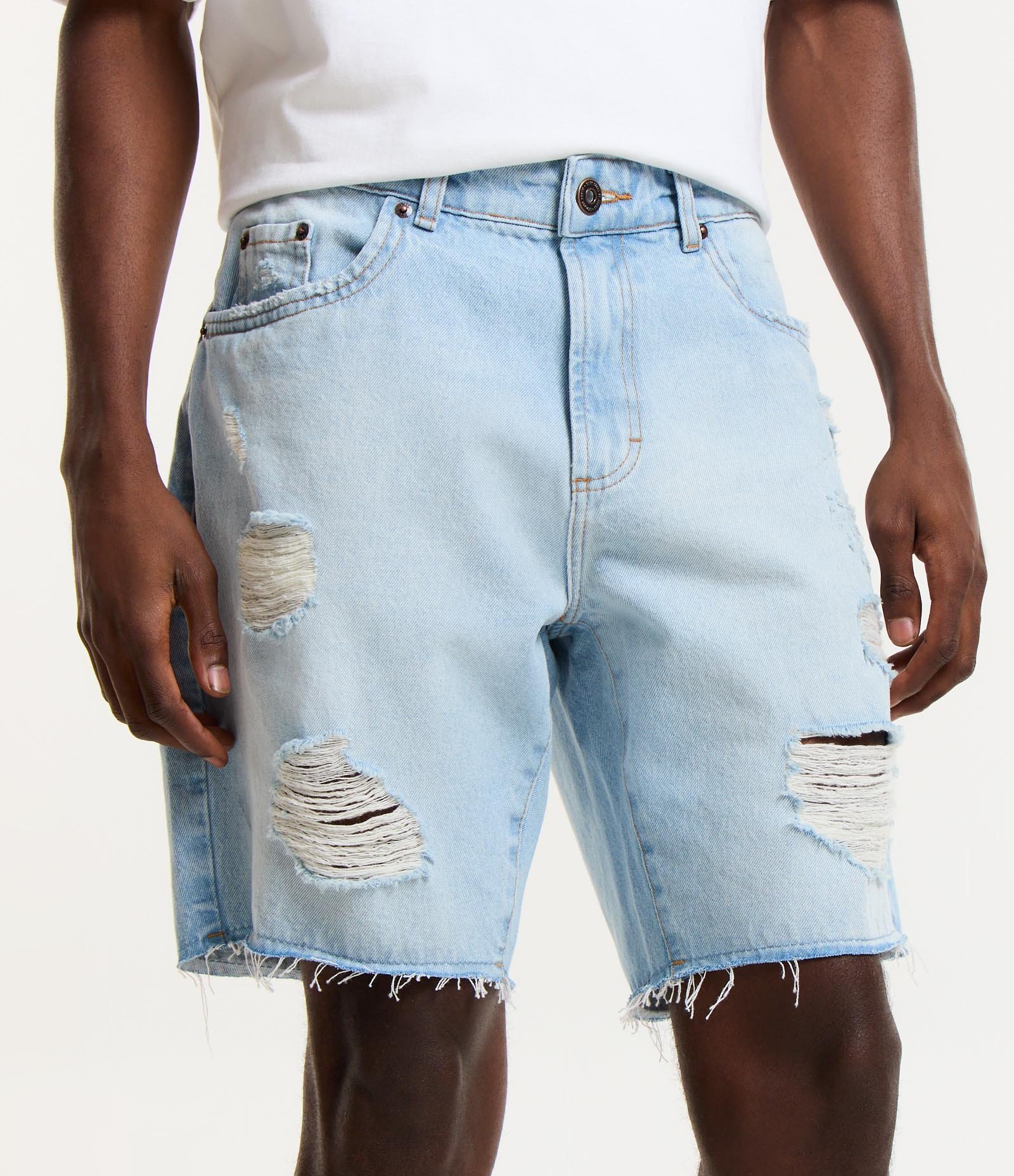 Bermuda Slim em Jeans Destroyed com Barra Cortada Azul