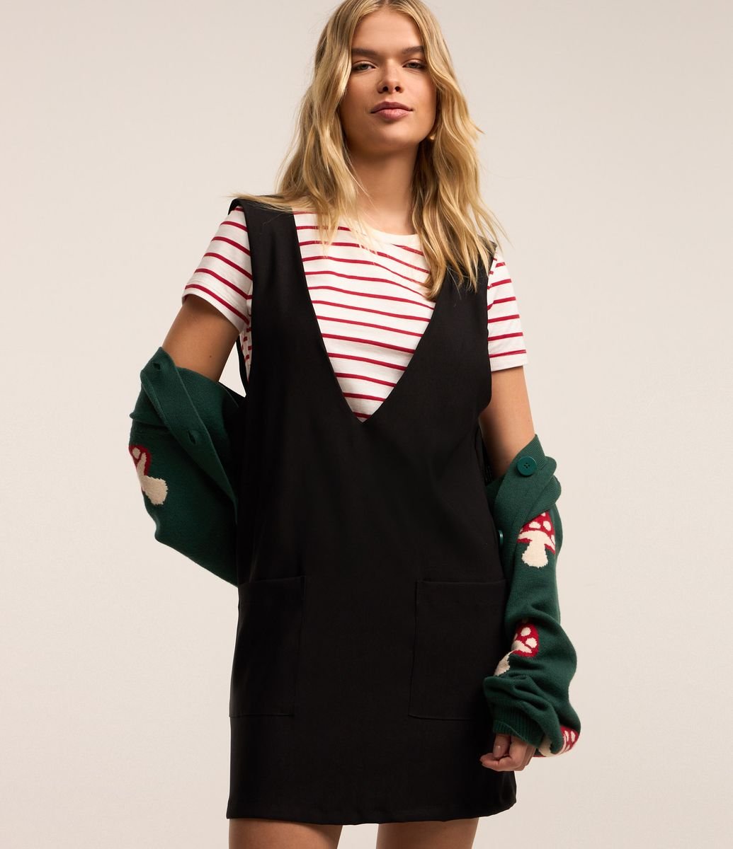 Vestido Salopete em Alfaiataria com Decote V e Bolsos Preto - Renner