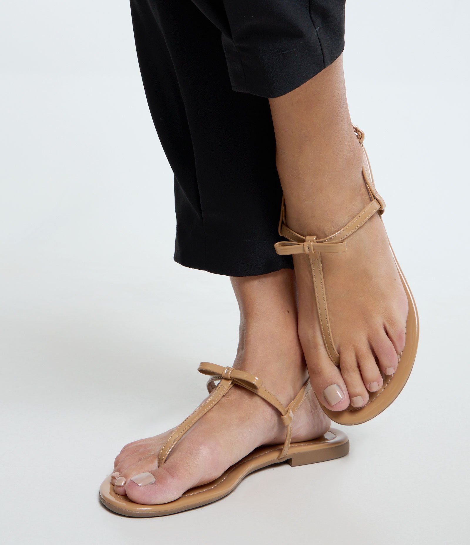 Sandália Rasteira com Tira Fina e Lacinho Aplicado Bege