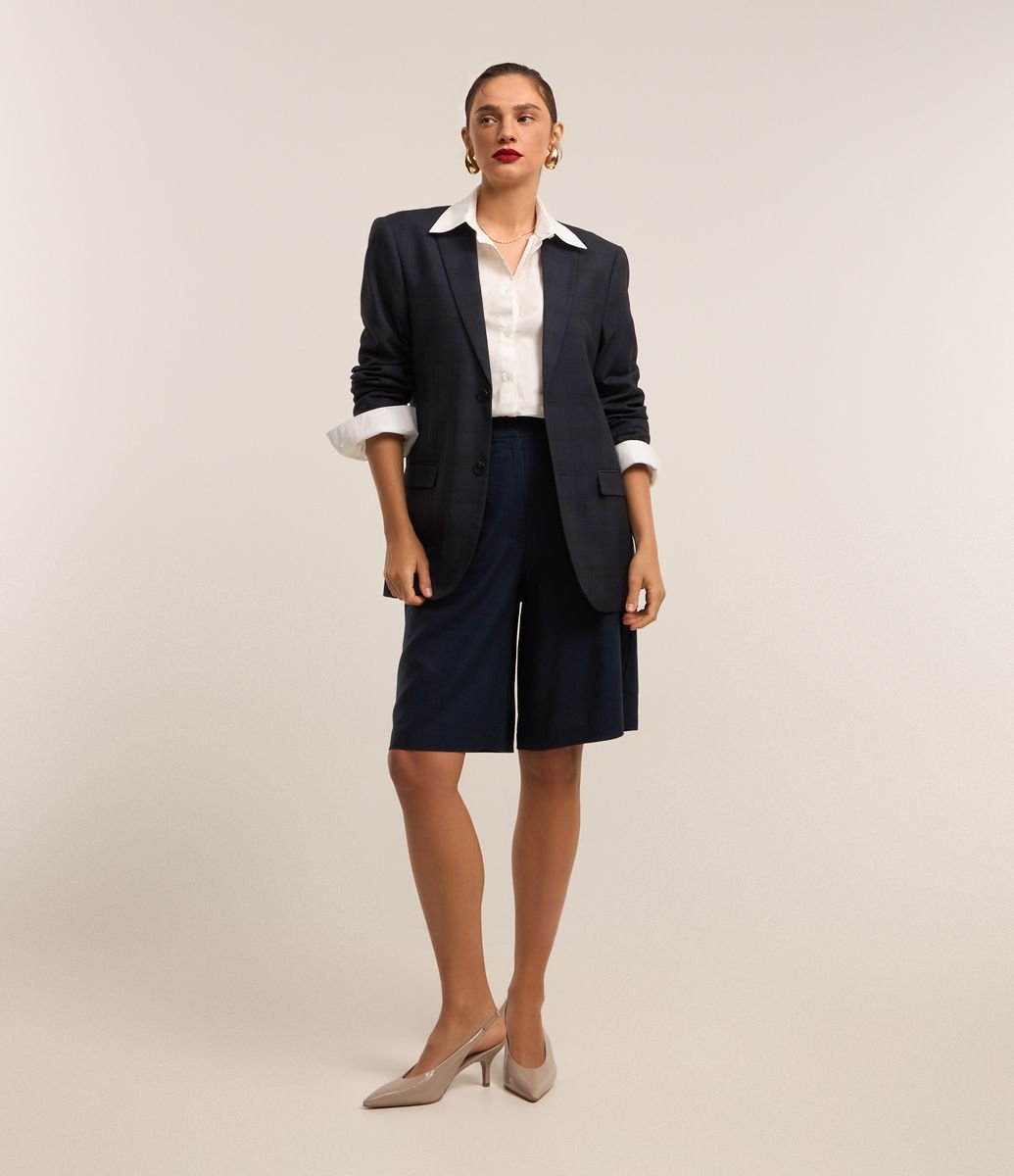 Bermuda Alongada em Viscolinho com Bolso Lateral Azul Marinho