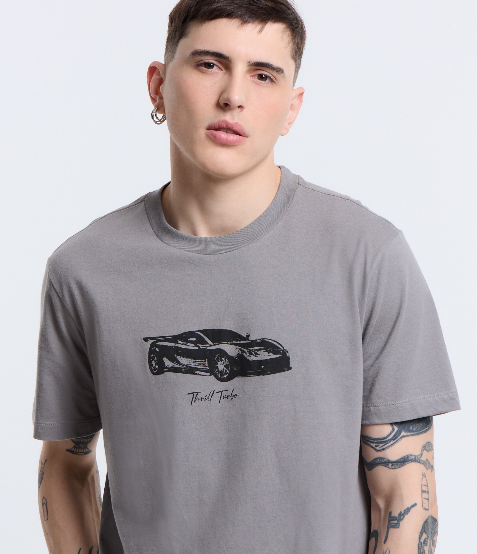 Camiseta Comfort em Algodão Estampa Carro Thrill Turbo Cinza