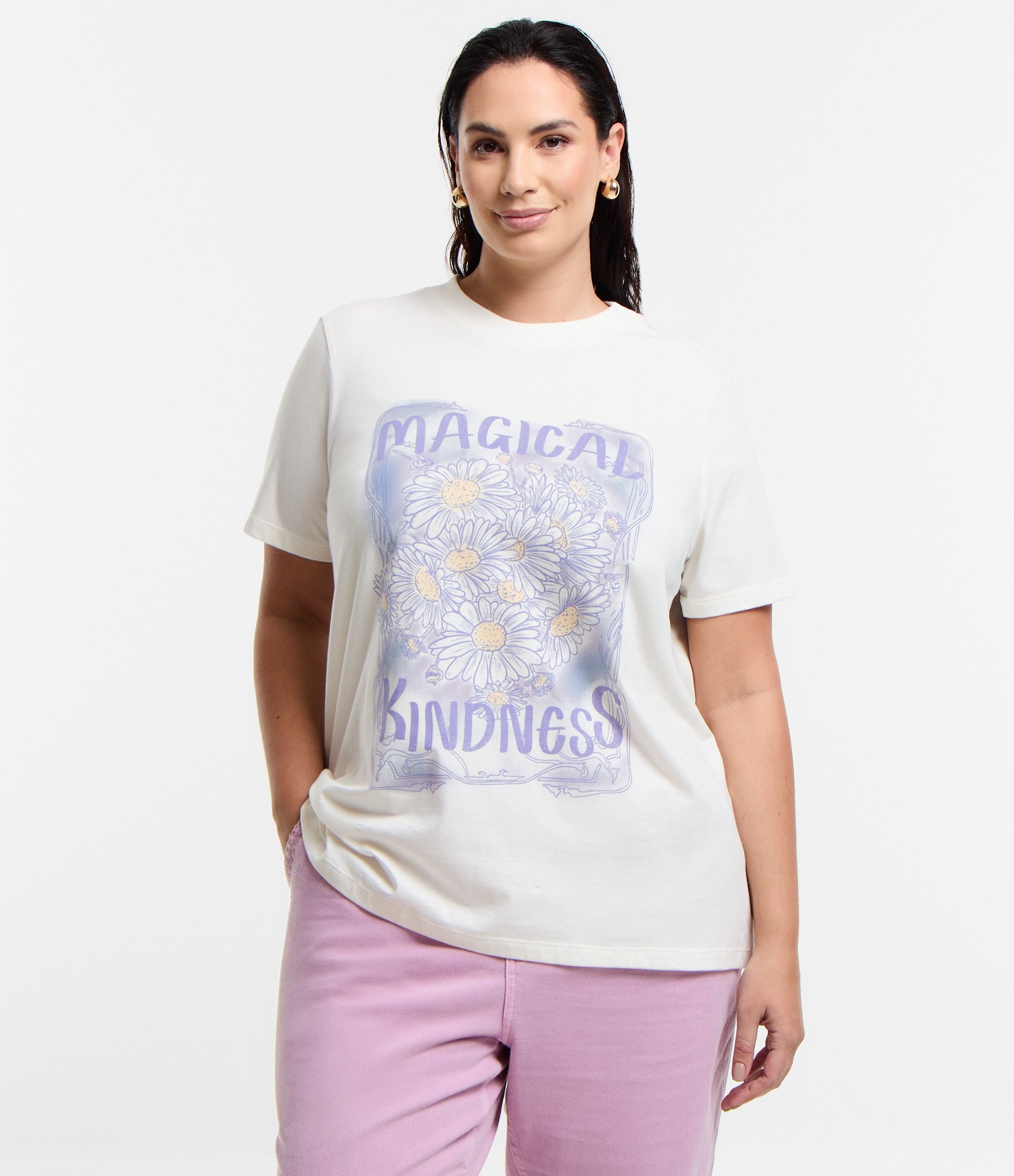 Camiseta Alongada Estampa Magical Kindness Curve & Plus Size Off White