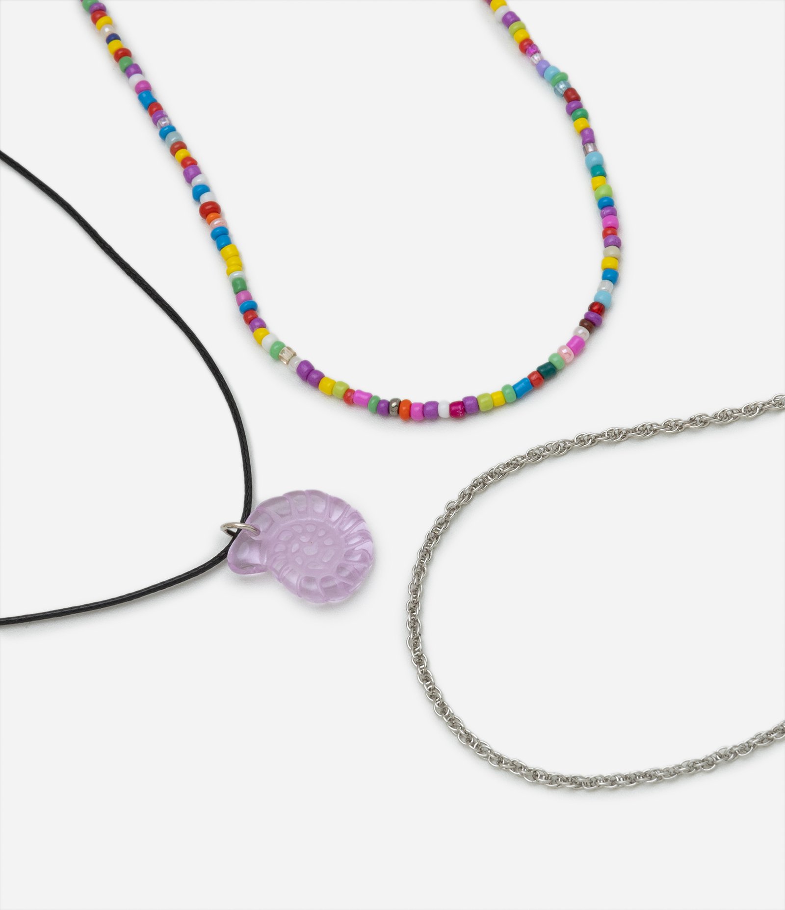 Kit 03 Colares Curtos com Miçangas Coloridas e com Pingente de concha ...