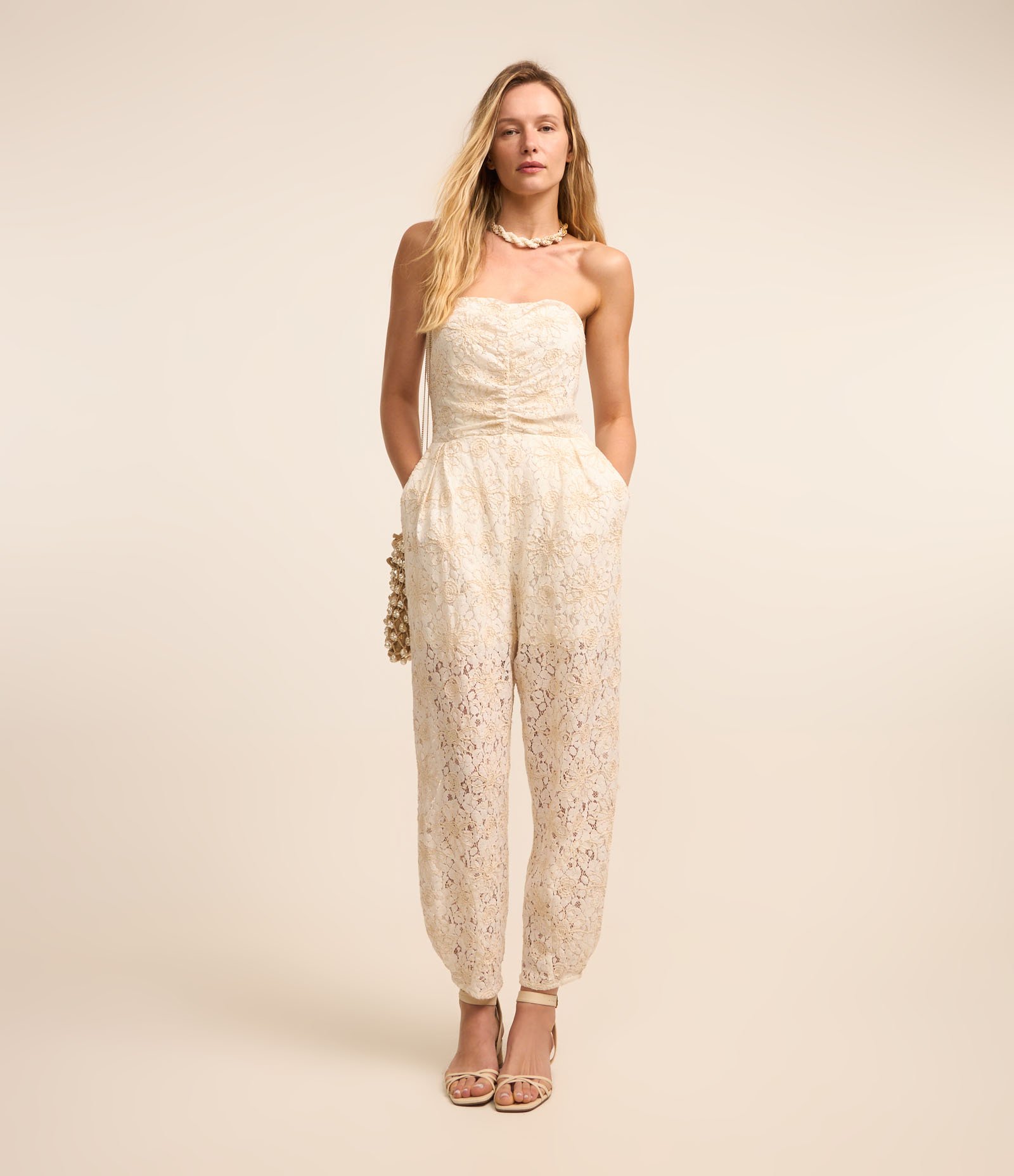 Macacão Tomara que Caia Texturizado com Renda Off White