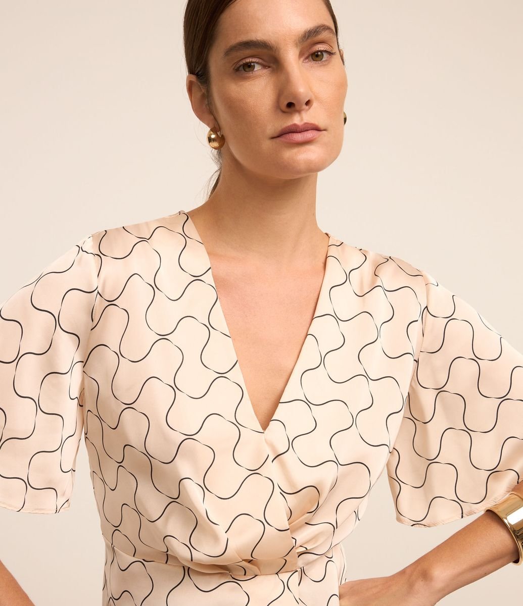 Blusa Acetinada com Decote V Transpassado e Estampa Geométrico Champagne