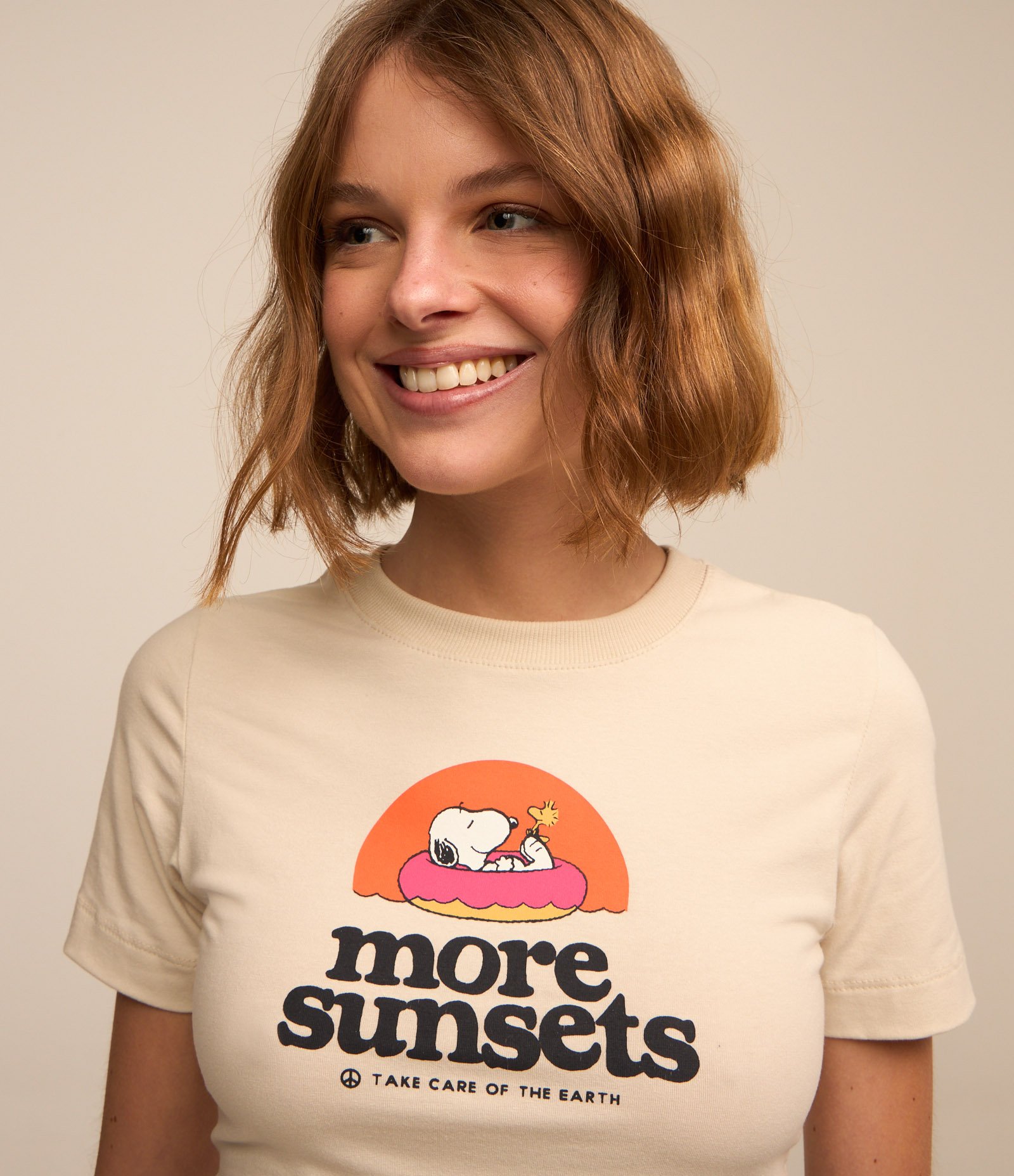 Blusa Baby Tee em Algodão com Estampa Snoopy na Praia Off White