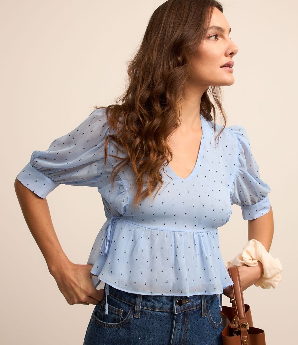 Blusa em Chiffon com Recorte na Cintura e Corações Estampados Azul