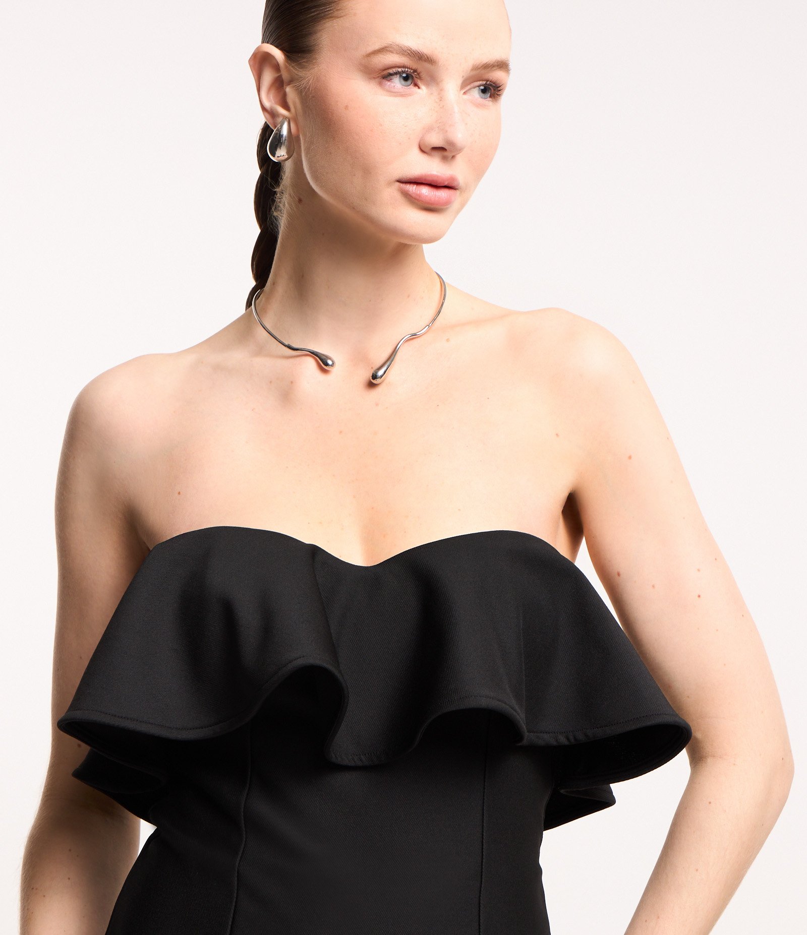 Macaquinho Tomara que Caia em Crepe com Babado Preto