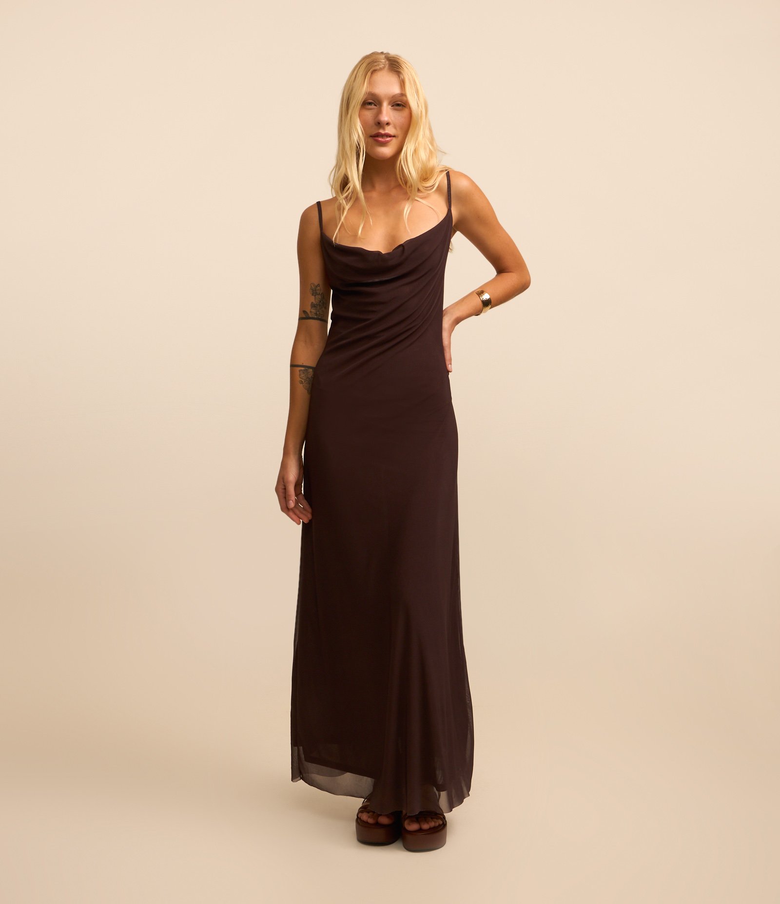 Vestido New Midi em Tule com Decote Degagê Marrom Café