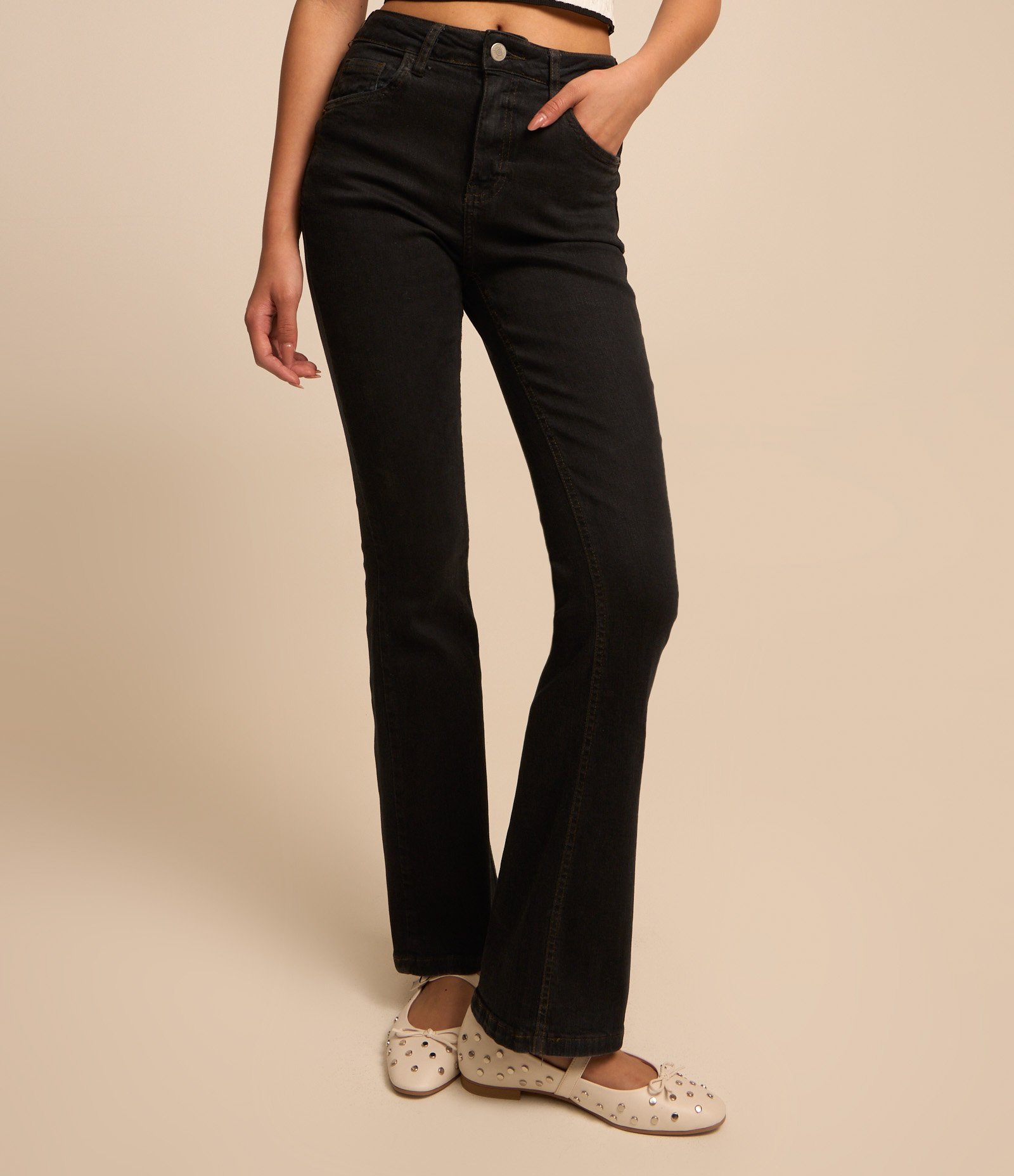 Calça Boot Cut em Jeans Sobretinto com Bolsos Preto