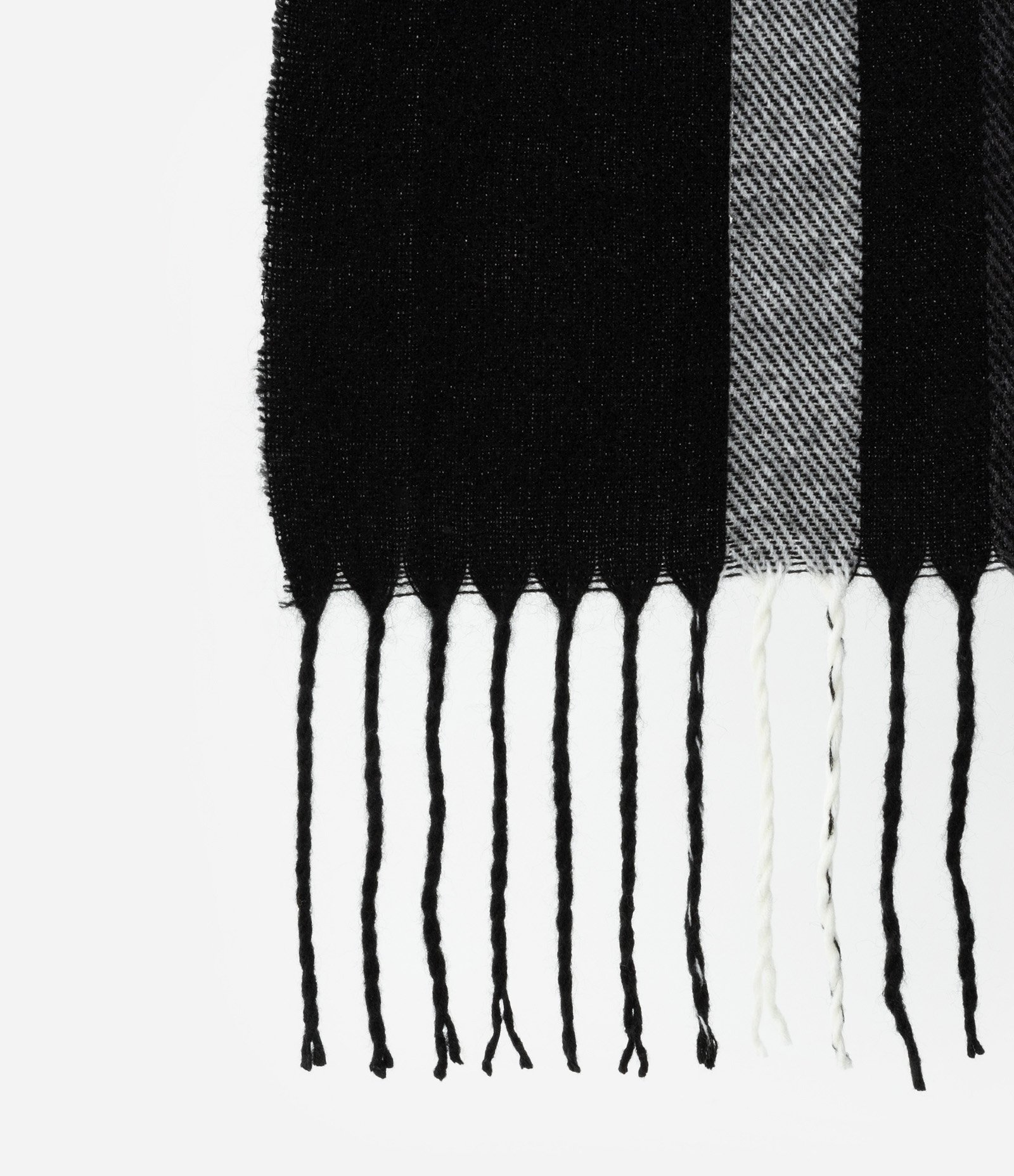 Cachecol em Tricô com Estampa Xadrez e Franjas Preto/Cinza