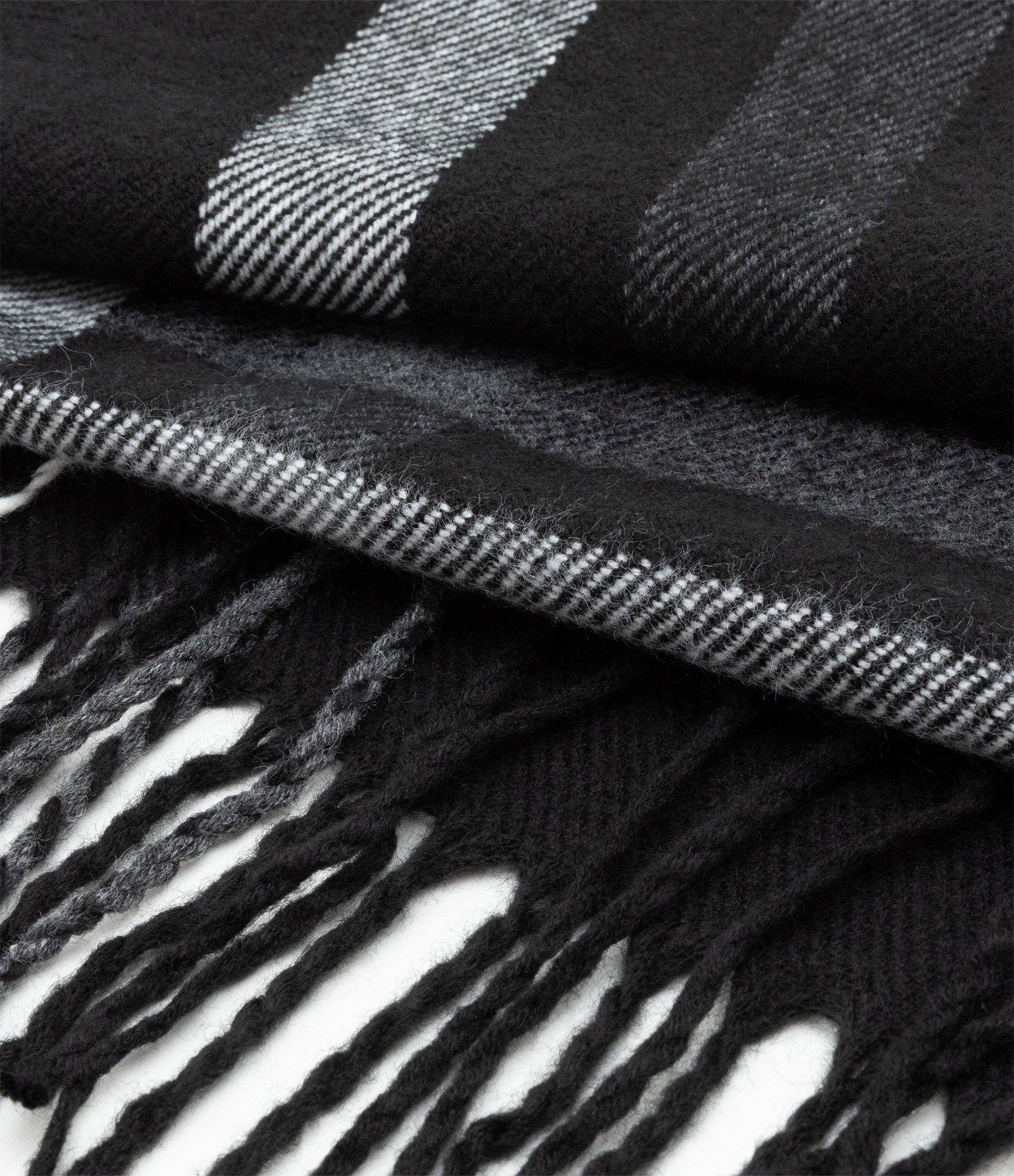 Cachecol em Tricô com Estampa Xadrez e Franjas Preto/Cinza