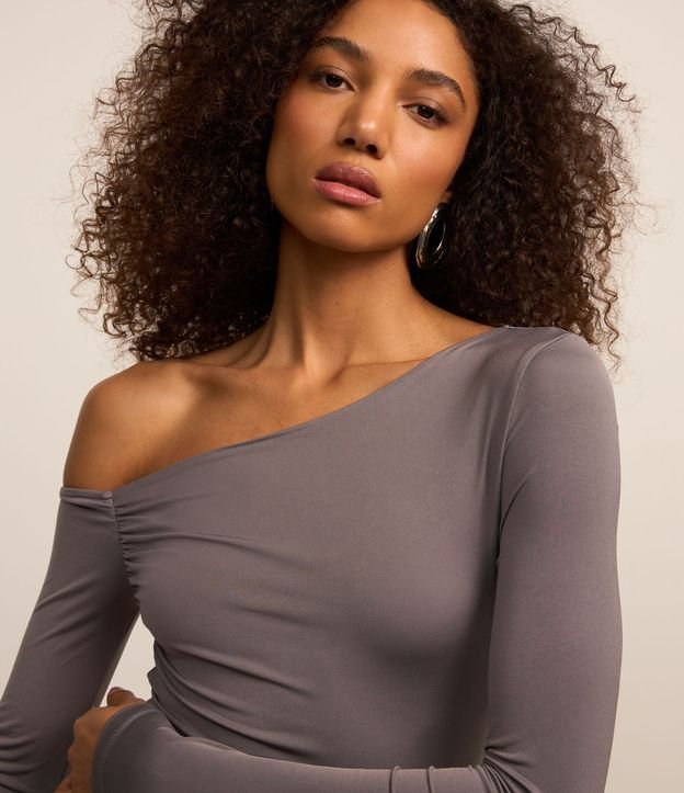 Blusa com Decote Assimétrico Detalhe Drapeado na Cava e Manga Longa Cinza