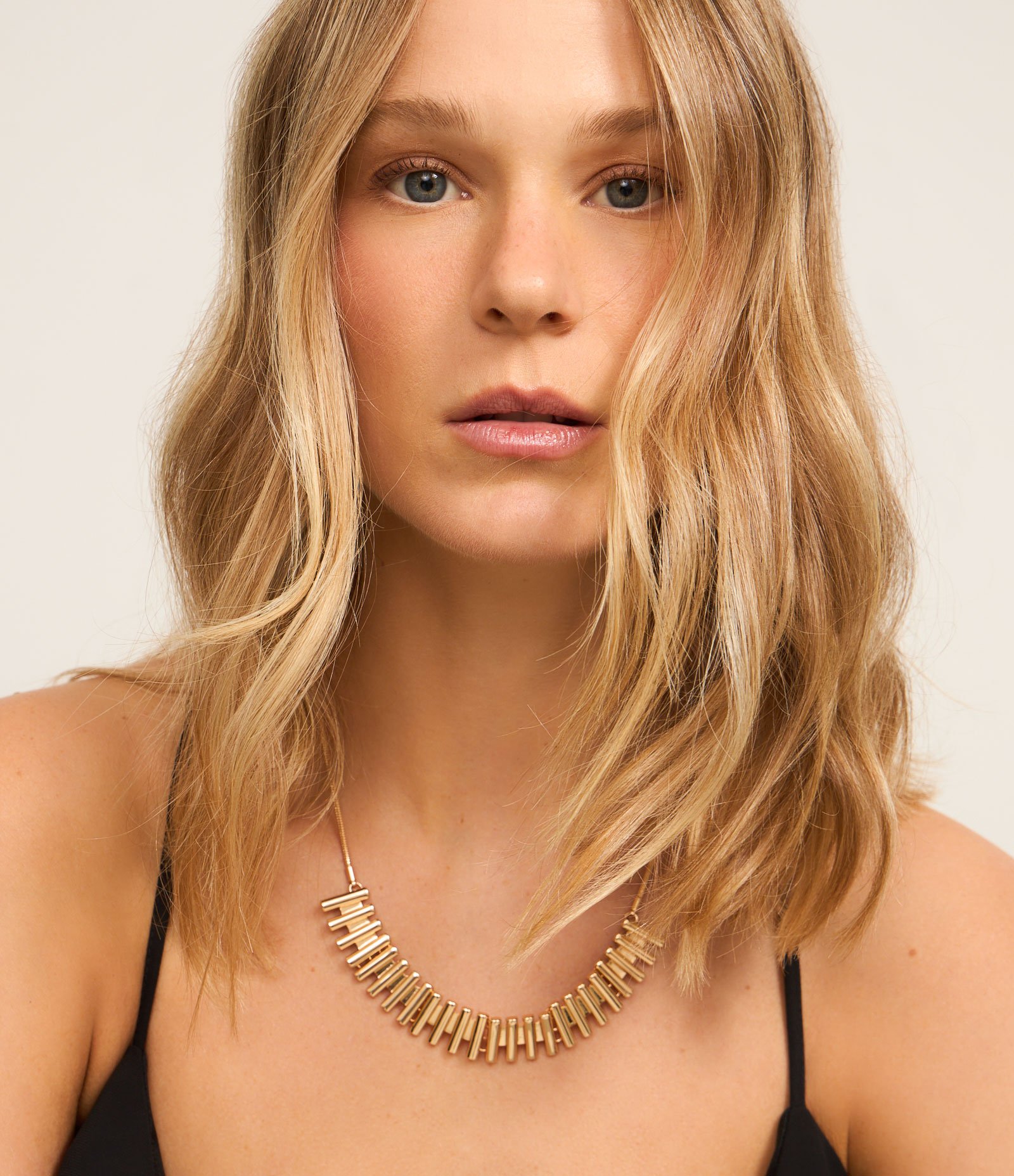 Colar Curto em Metal com Placas Texturizadas Dourado