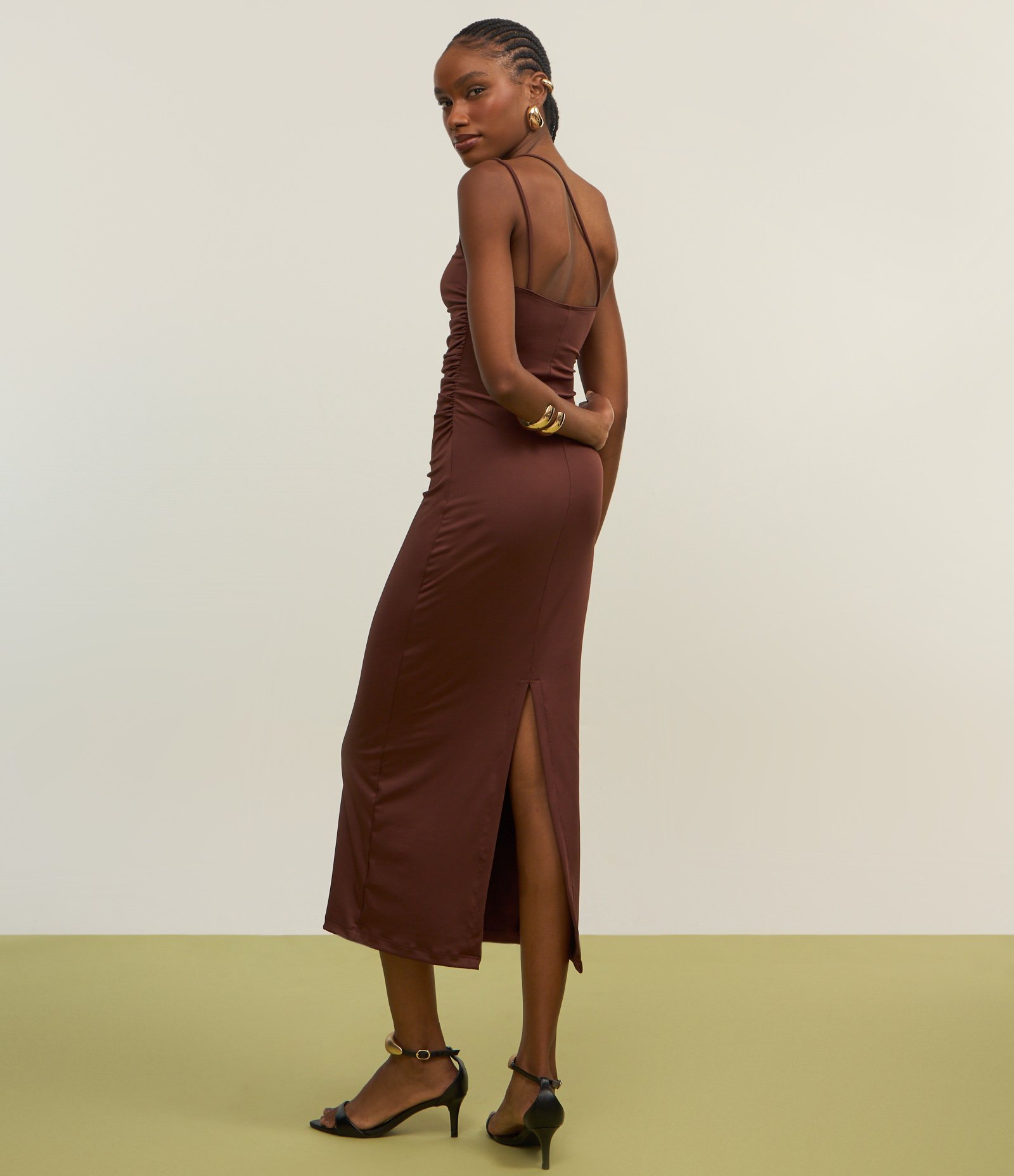 Vestido Midi Metalizado com Um Ombro Só e Alcinhas Duplas Marrom Chocolate