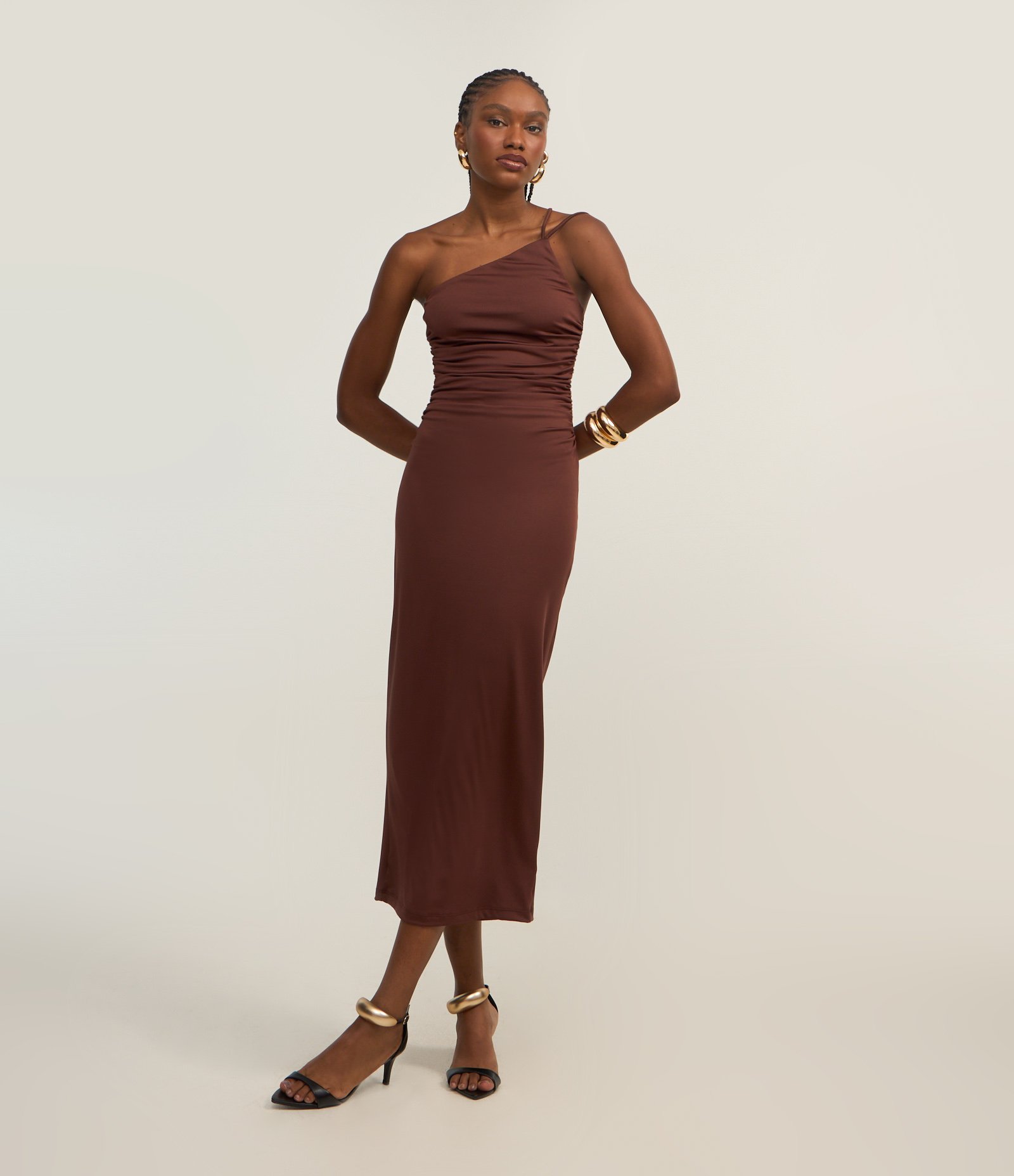 Vestido Midi Metalizado com Um Ombro Só e Alcinhas Duplas Marrom Chocolate