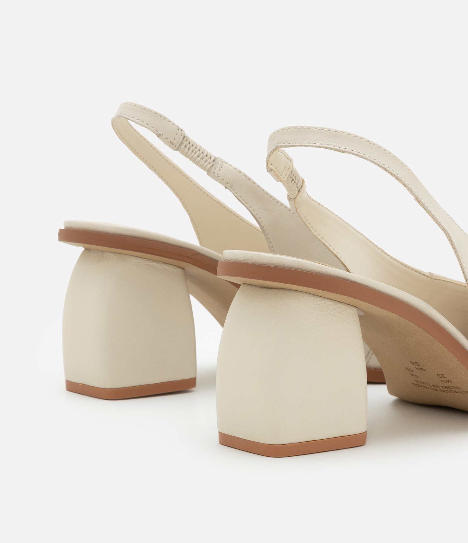 Sapato Scarpin Slingback em Couro Off White