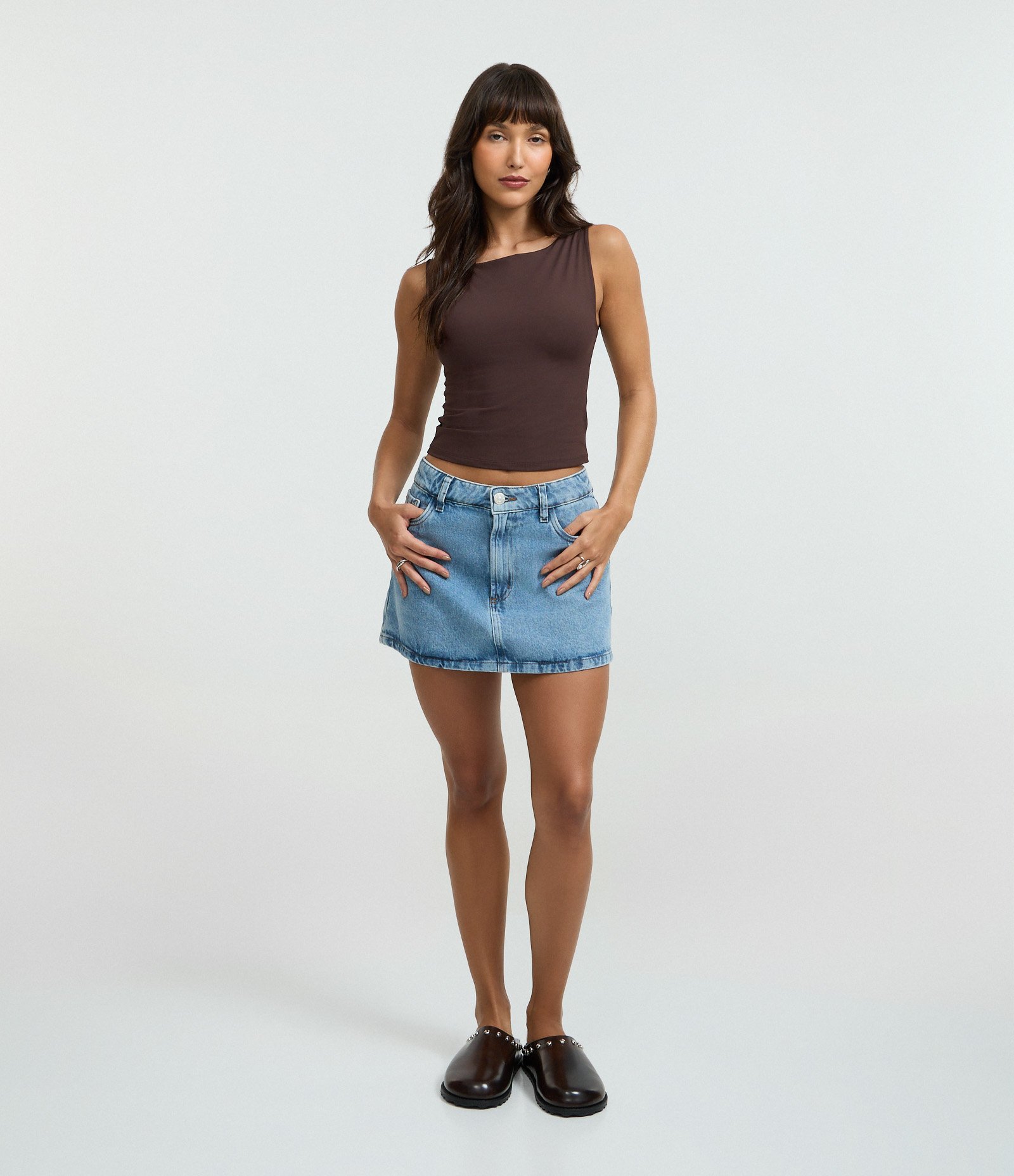 Blusa Sem Manga em Microfibra com Decote Canoa Marrom