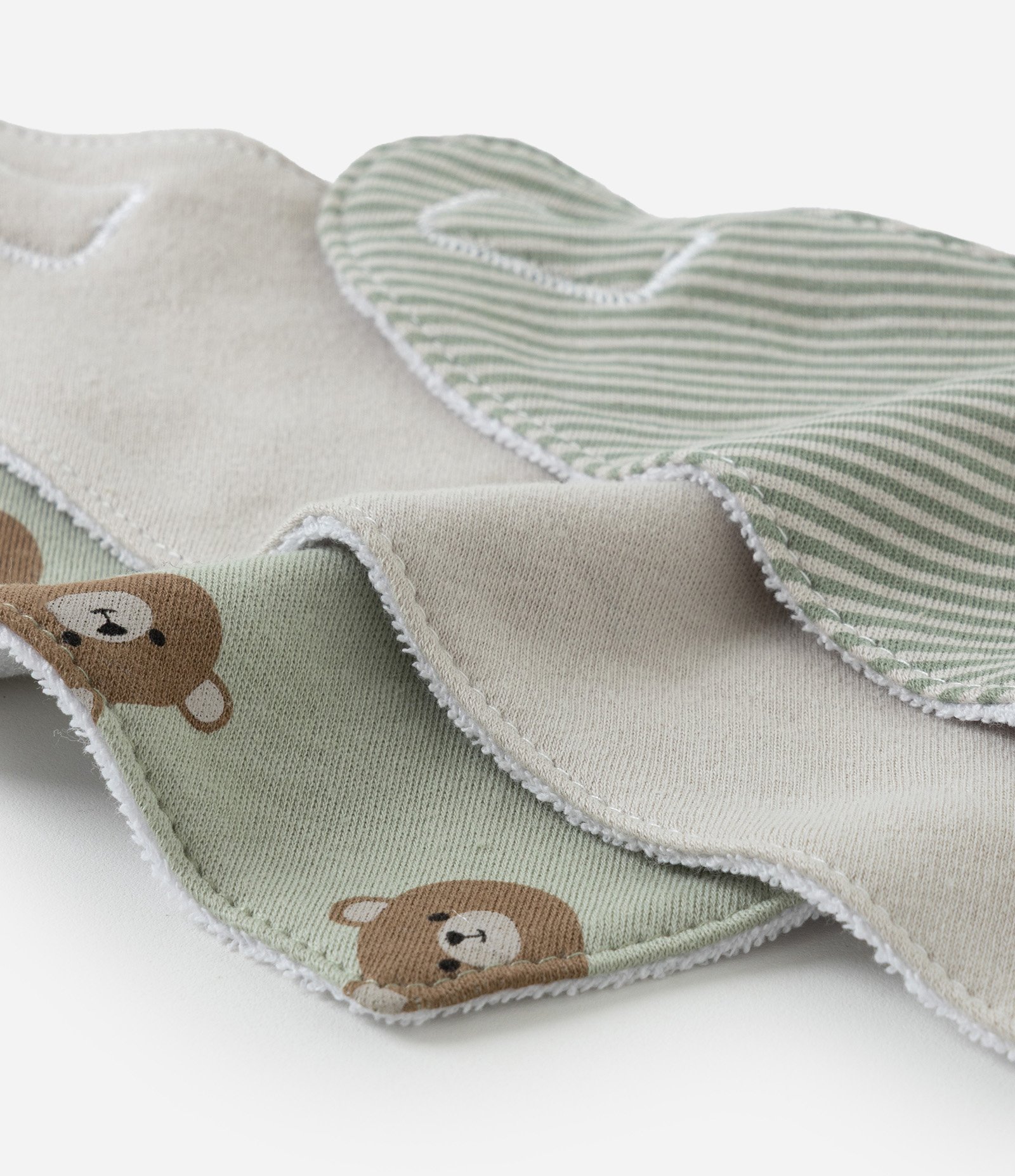 Kit 03 Babadores Infantil em Algodão com Estampa – Tam U Verde/Bege