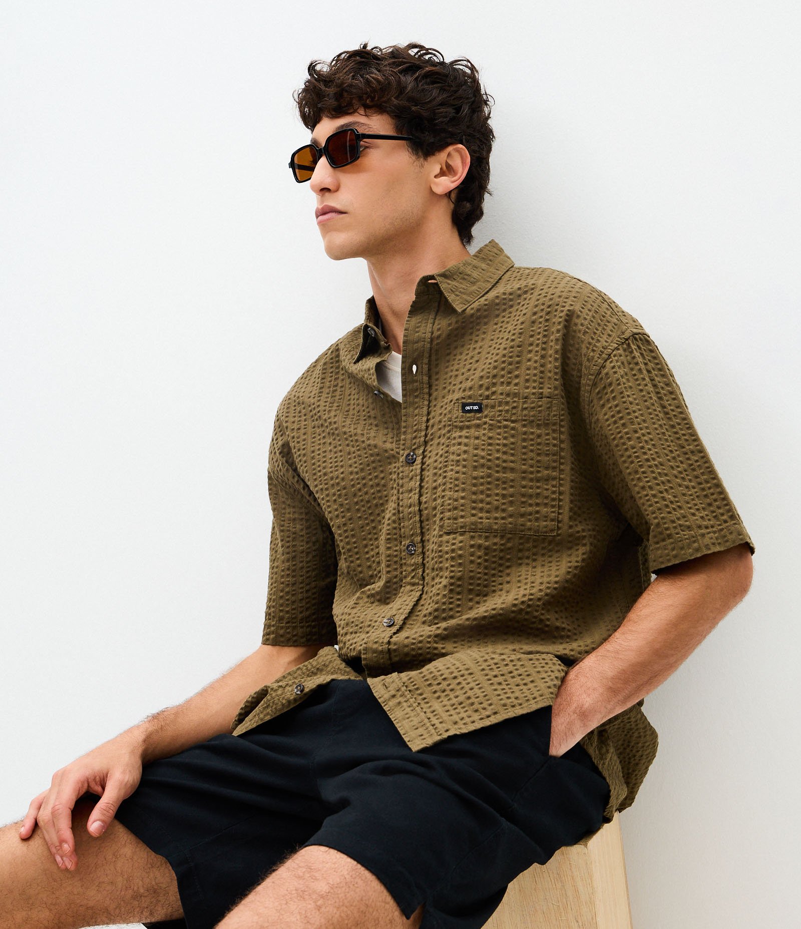 Camisa Manga Curta com Gola Bowling e Textura Marrom