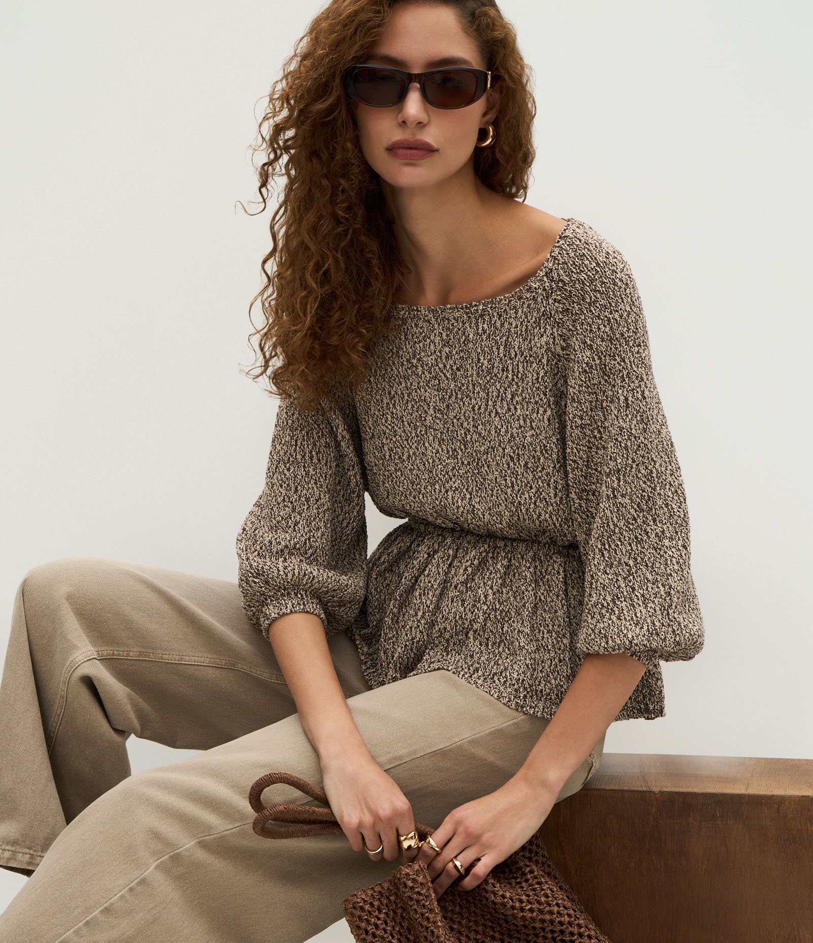 Blusa Retilínea Mesclada com Decote Canoa Marrom