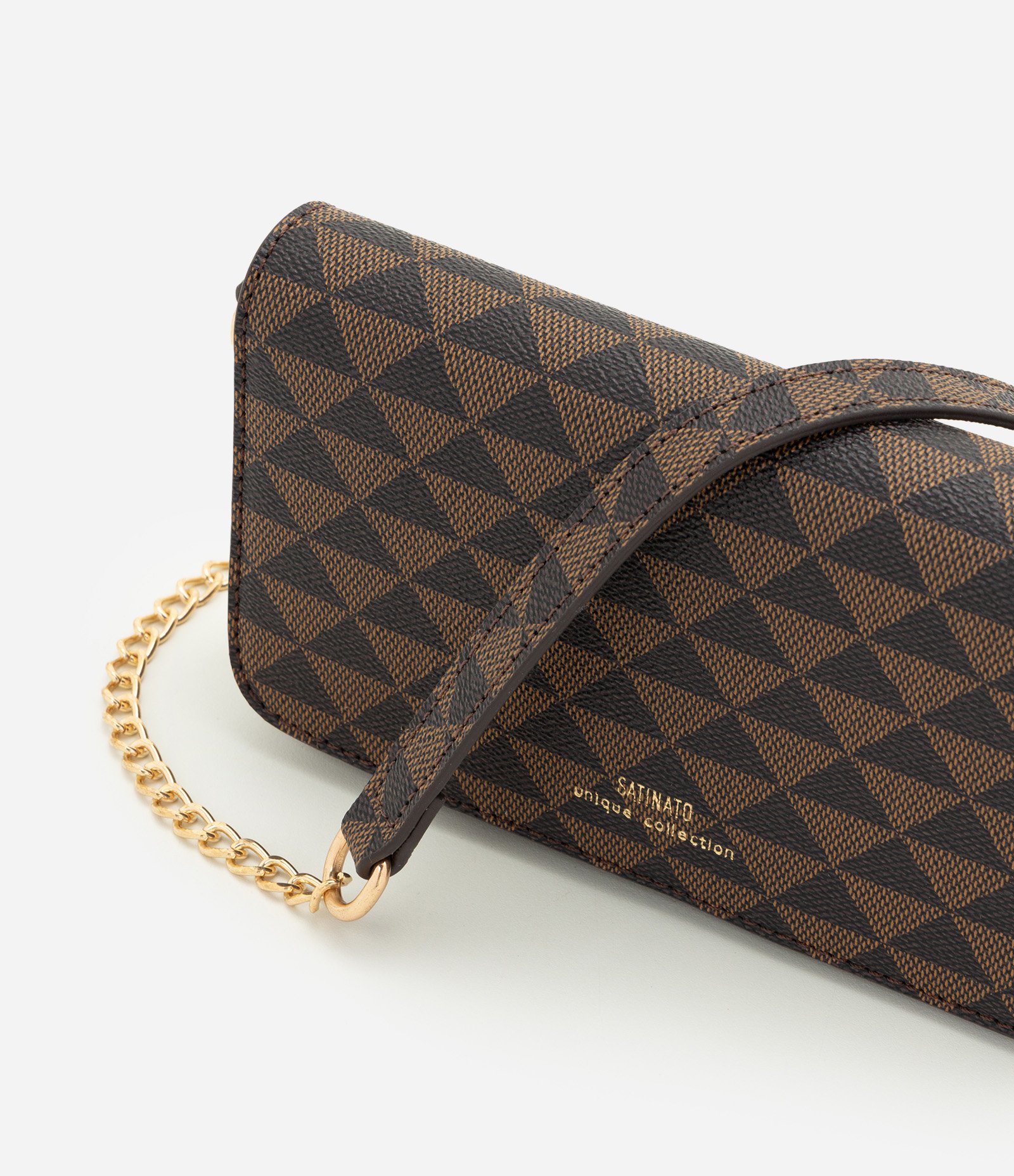 Bolsa Transversal Pequena em PU com Estampa Triângulos Marrom