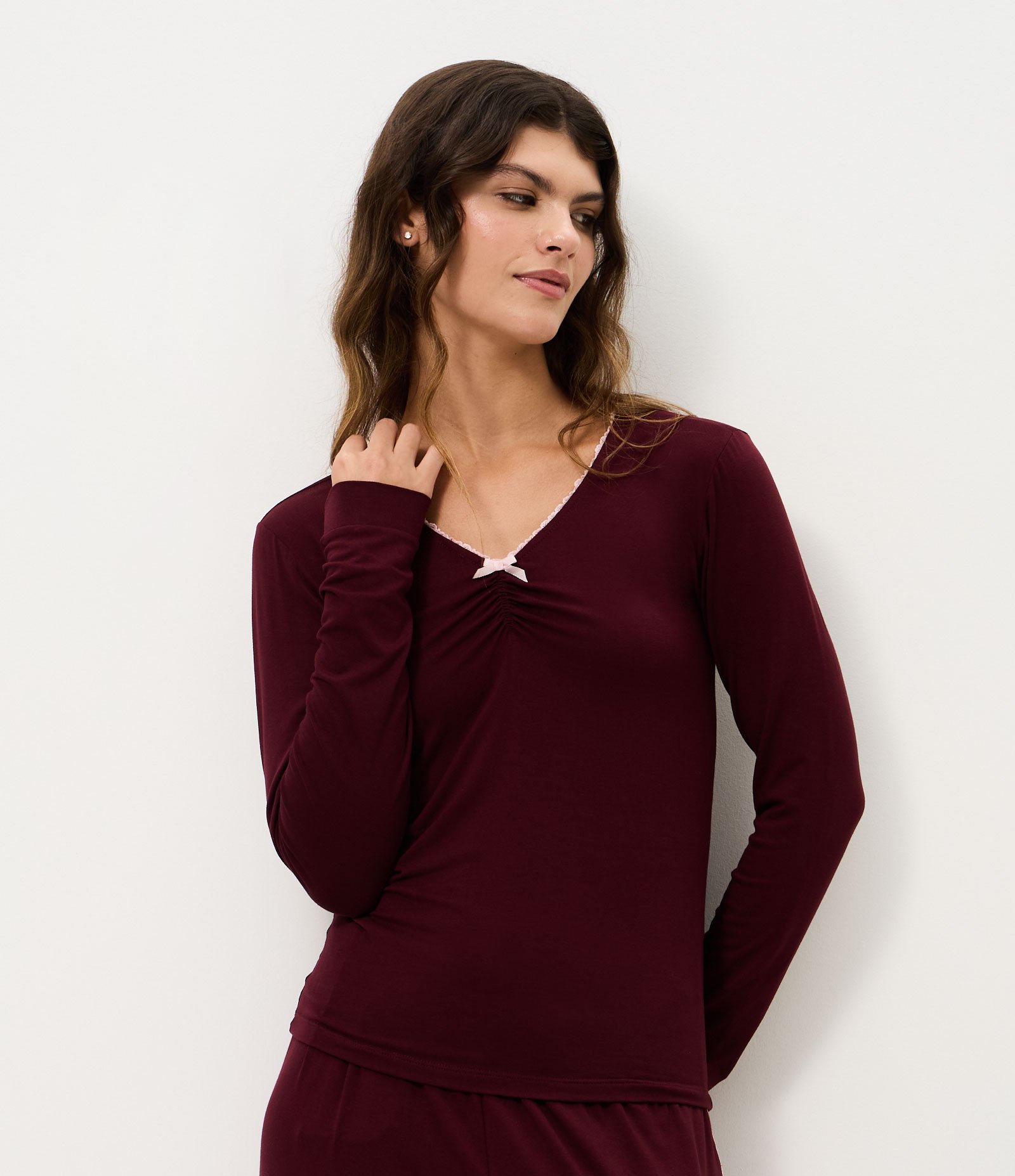 Blusa de Pijama Longa em Viscolycra com Decote V e Laço Vinho