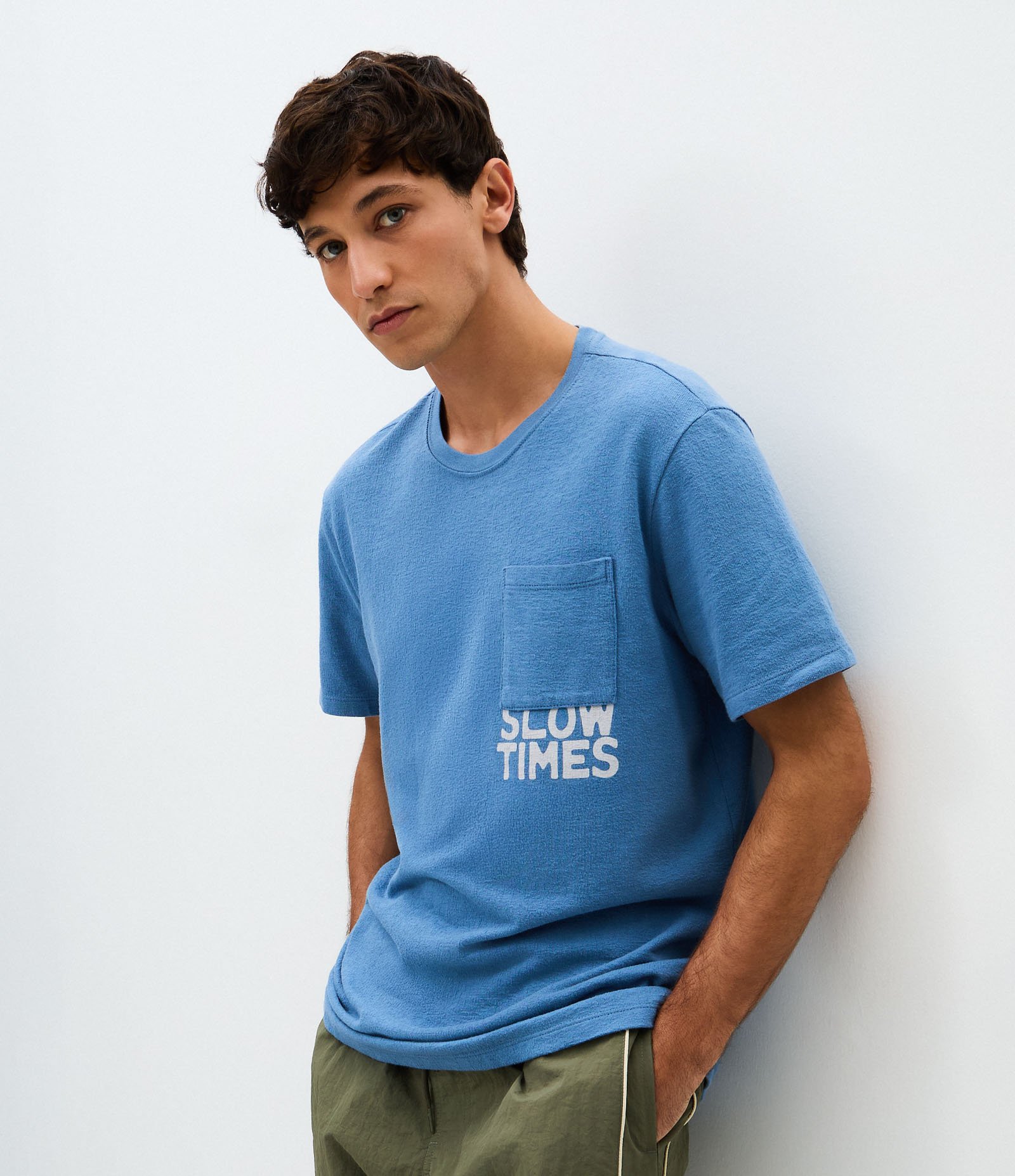 Camiseta Manga Curta com Bolso e Lettering Slow Times Azul