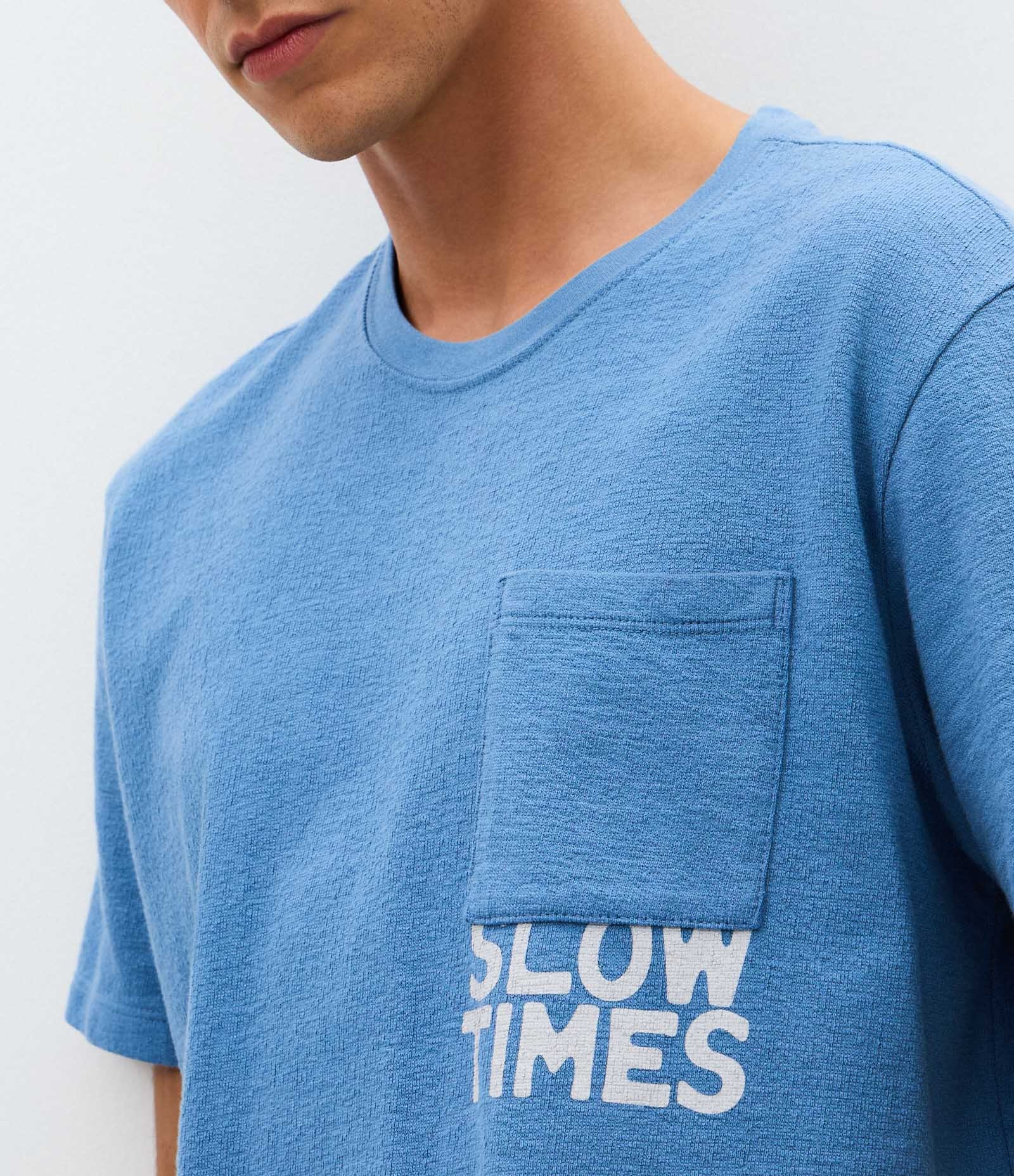 Camiseta Manga Curta com Bolso e Lettering Slow Times Azul
